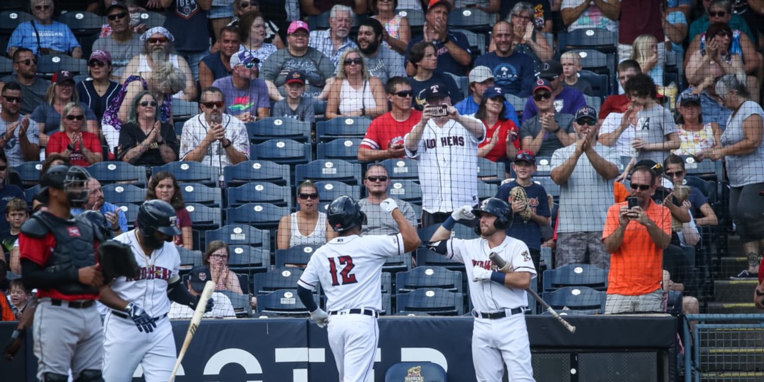 Hens hit seven home runs in victory over Chasers | MiLB.com