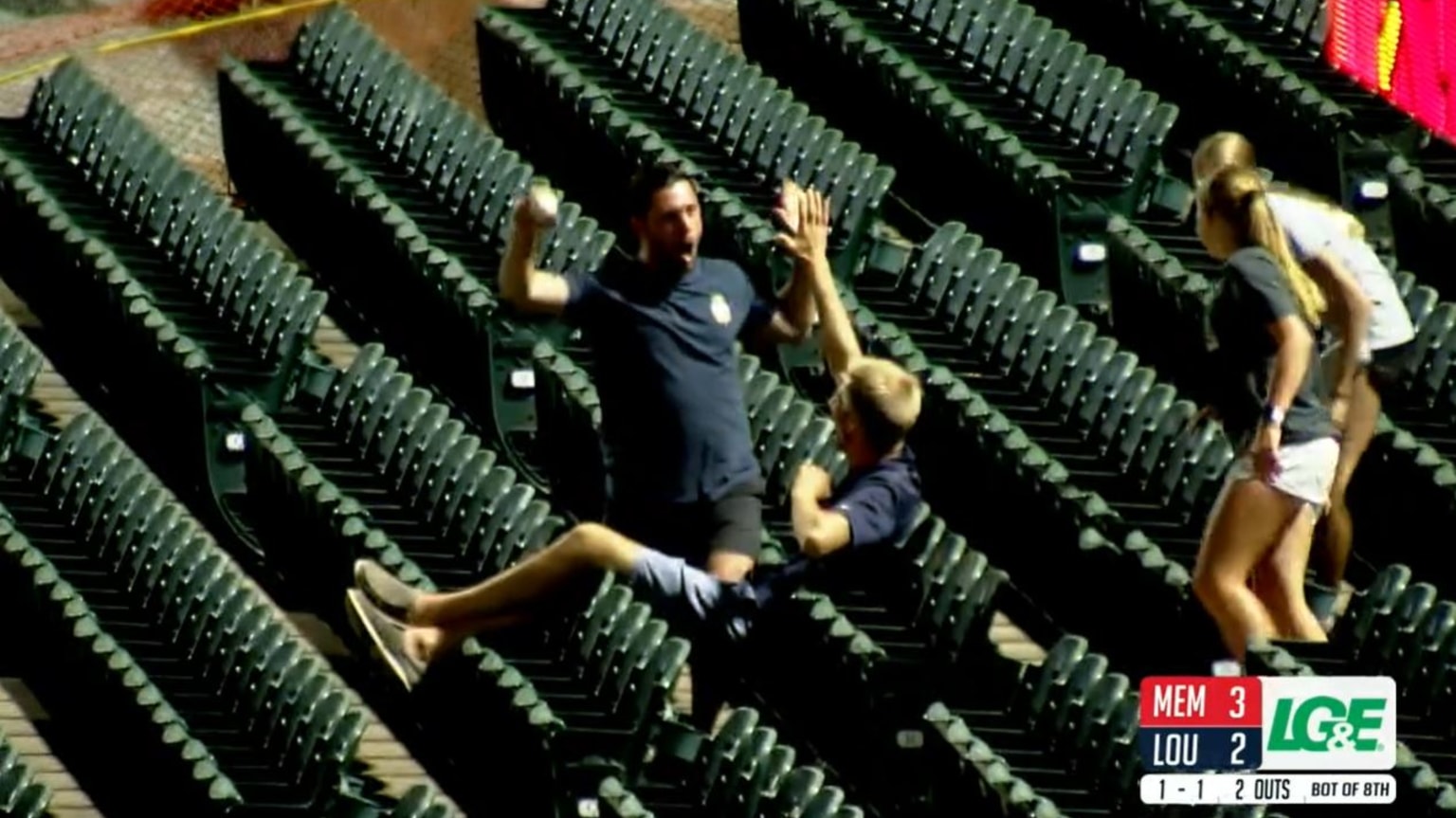 Bats fan makes great catch | 07/08/2021 | Arizona Complex League