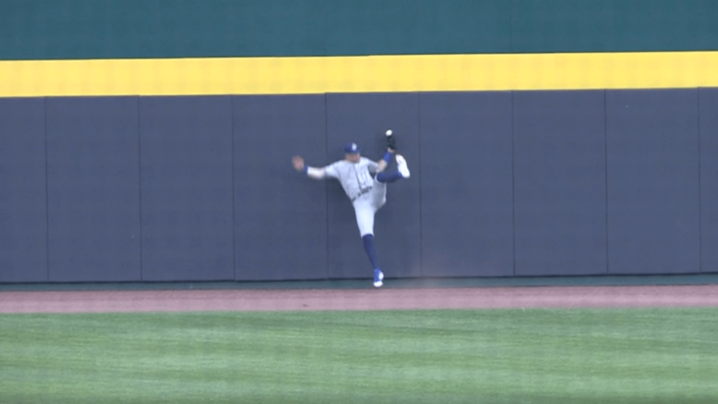 Doyle makes leaping catch | 07/23/2022 | Yard Goats