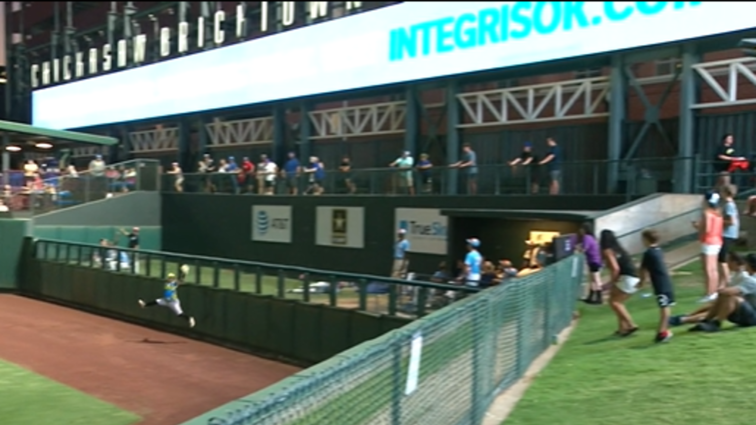 Tom makes leaping catch at wall | 07/23/2022 | River Cats