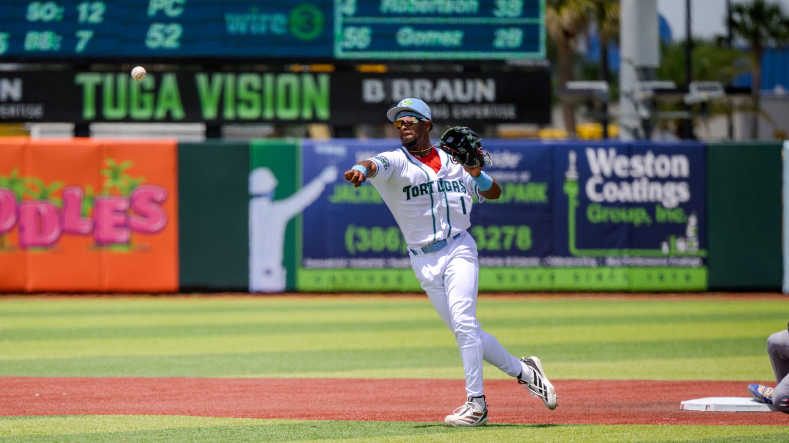 Moon's Big Night Powers Tortugas to 7-6 Win Over Blue Jays