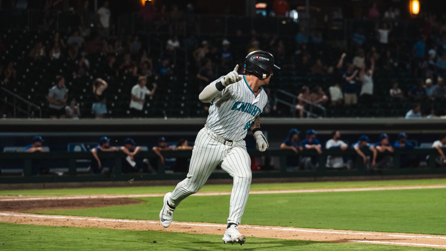 Lee's Walk-Off Double Caps a Wild Win