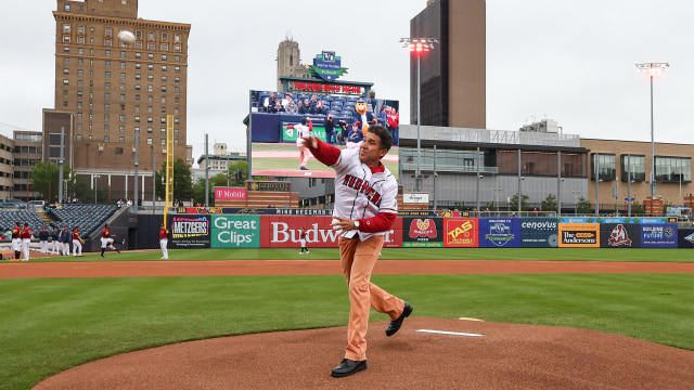 Oscar Nuñez spends The Paper Night with Hens, fans