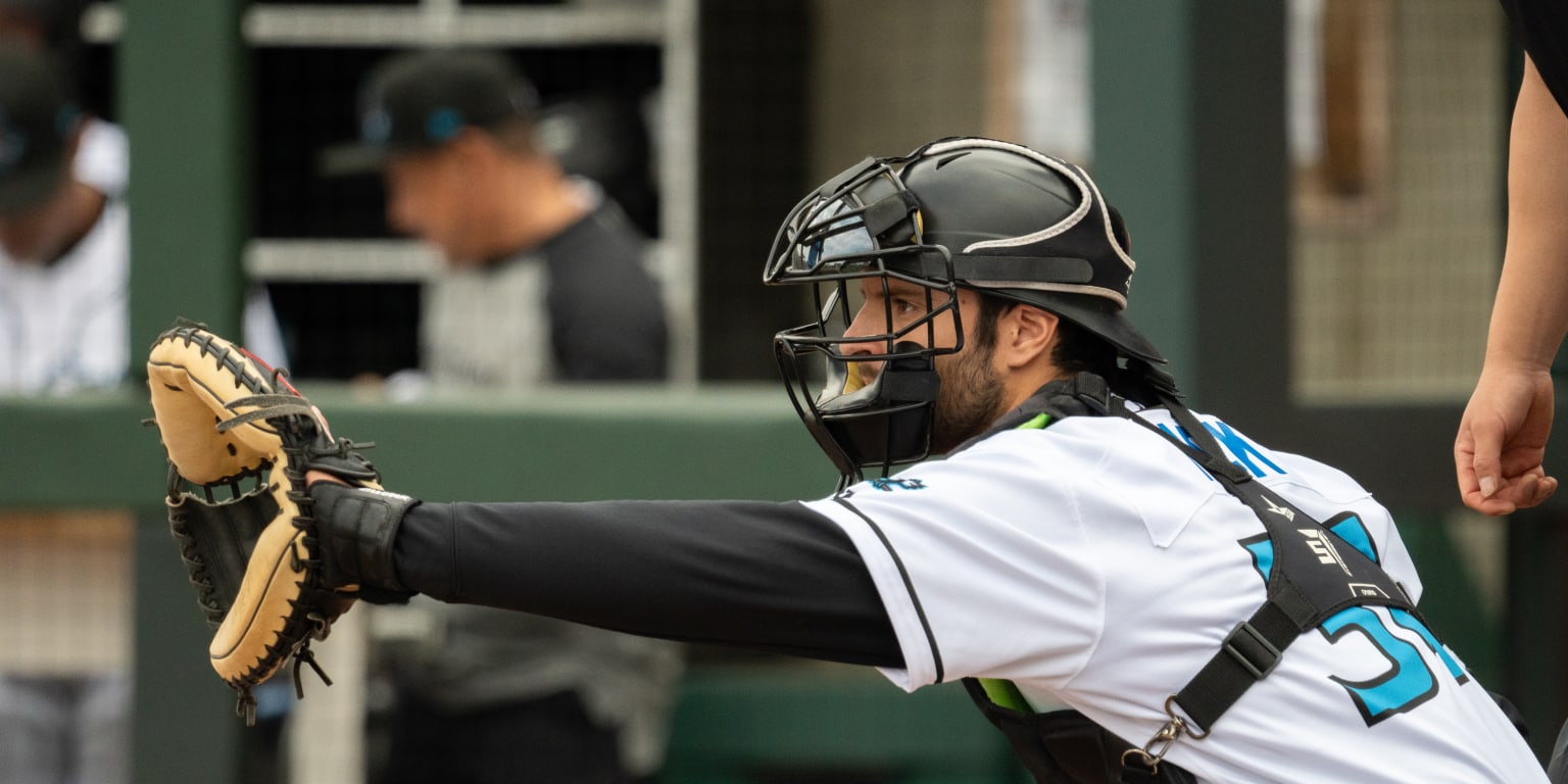 Joe Mack wins Gold Glove Award | Sky Carp