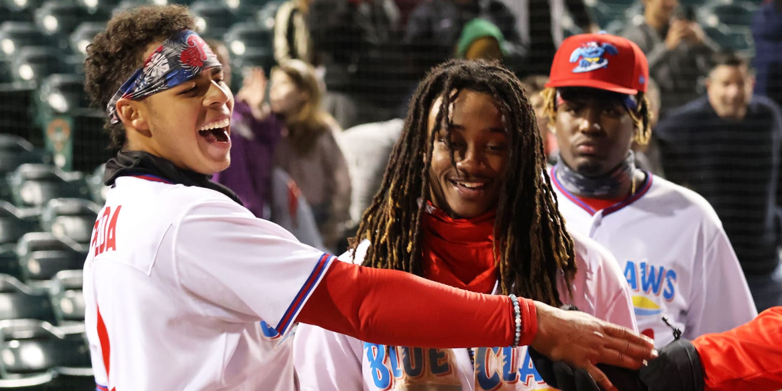 Claws Walk Off With Opening Night Win | MiLB.com