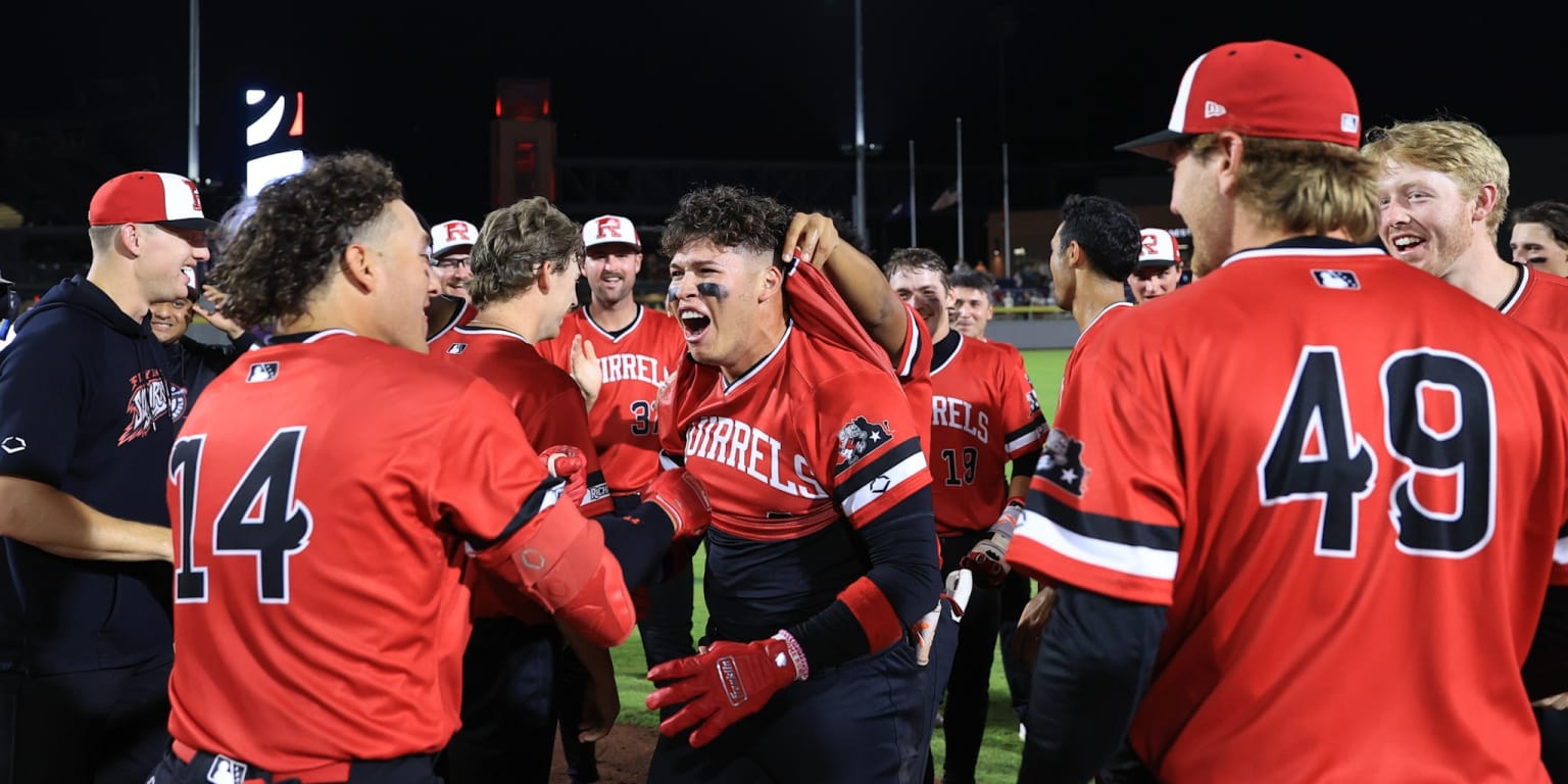 Velasquez caps comeback with walk-off double