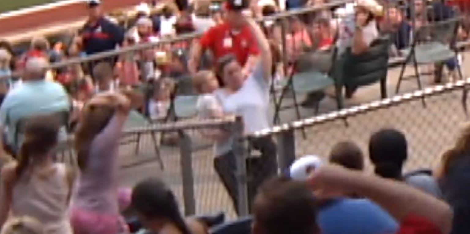 Mom makes spectacular catch with child in arm at Chattanooga Lookouts ...