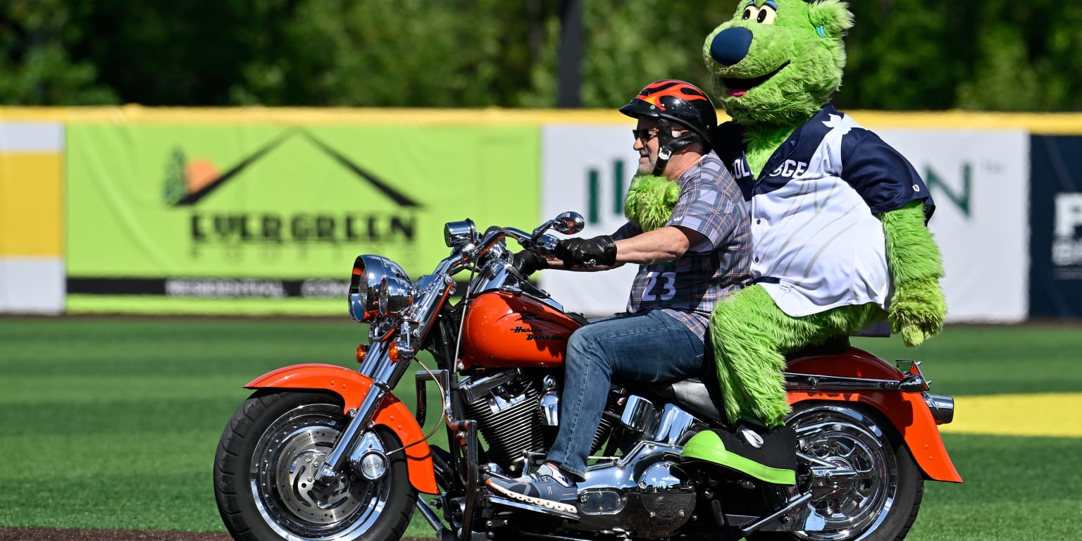 Emeralds fall in topsy-turvy game on Dan Lanning bobblehead night ...
