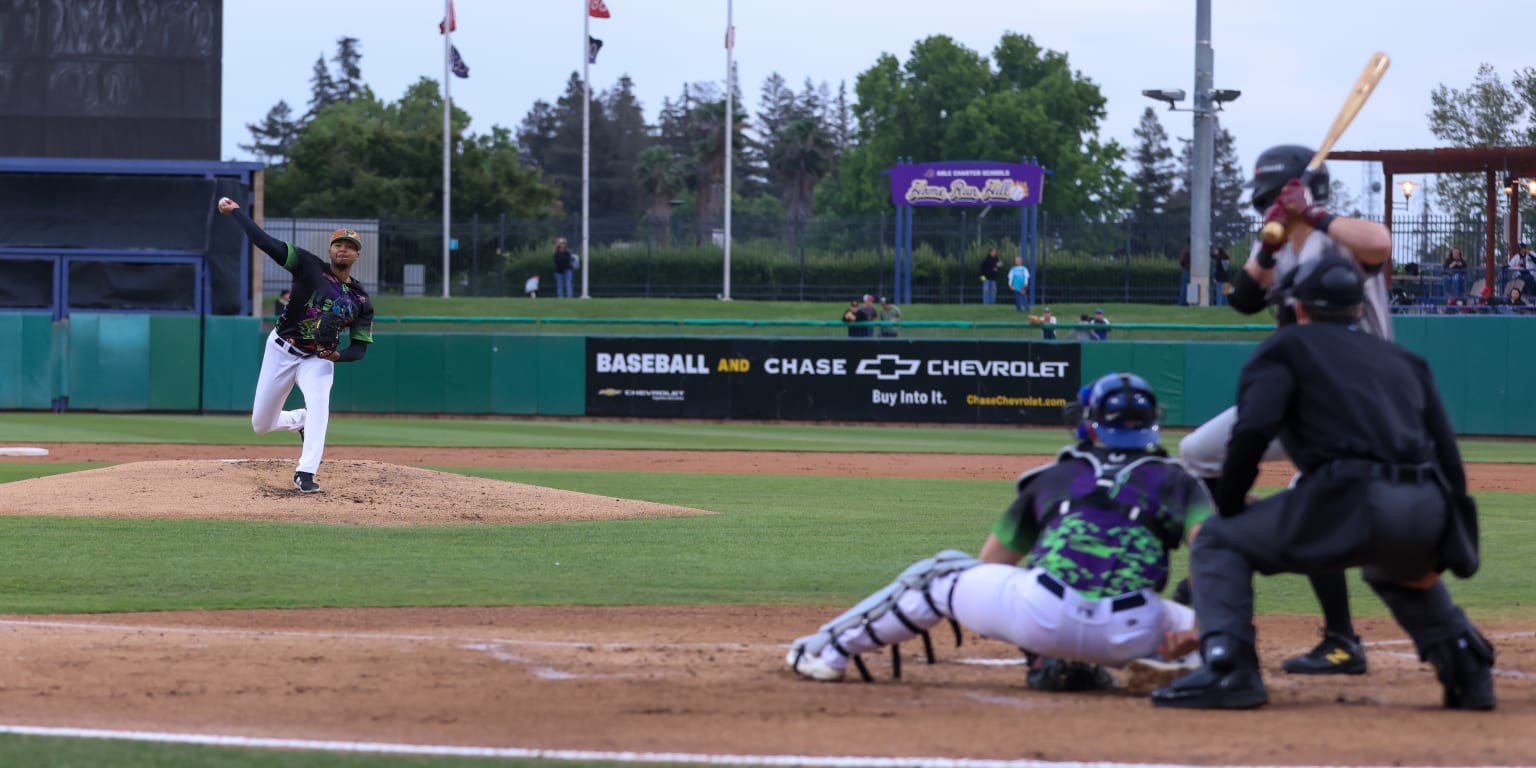 Grizzlies Go Yard Three Times to Take 3-2 Series Lead
