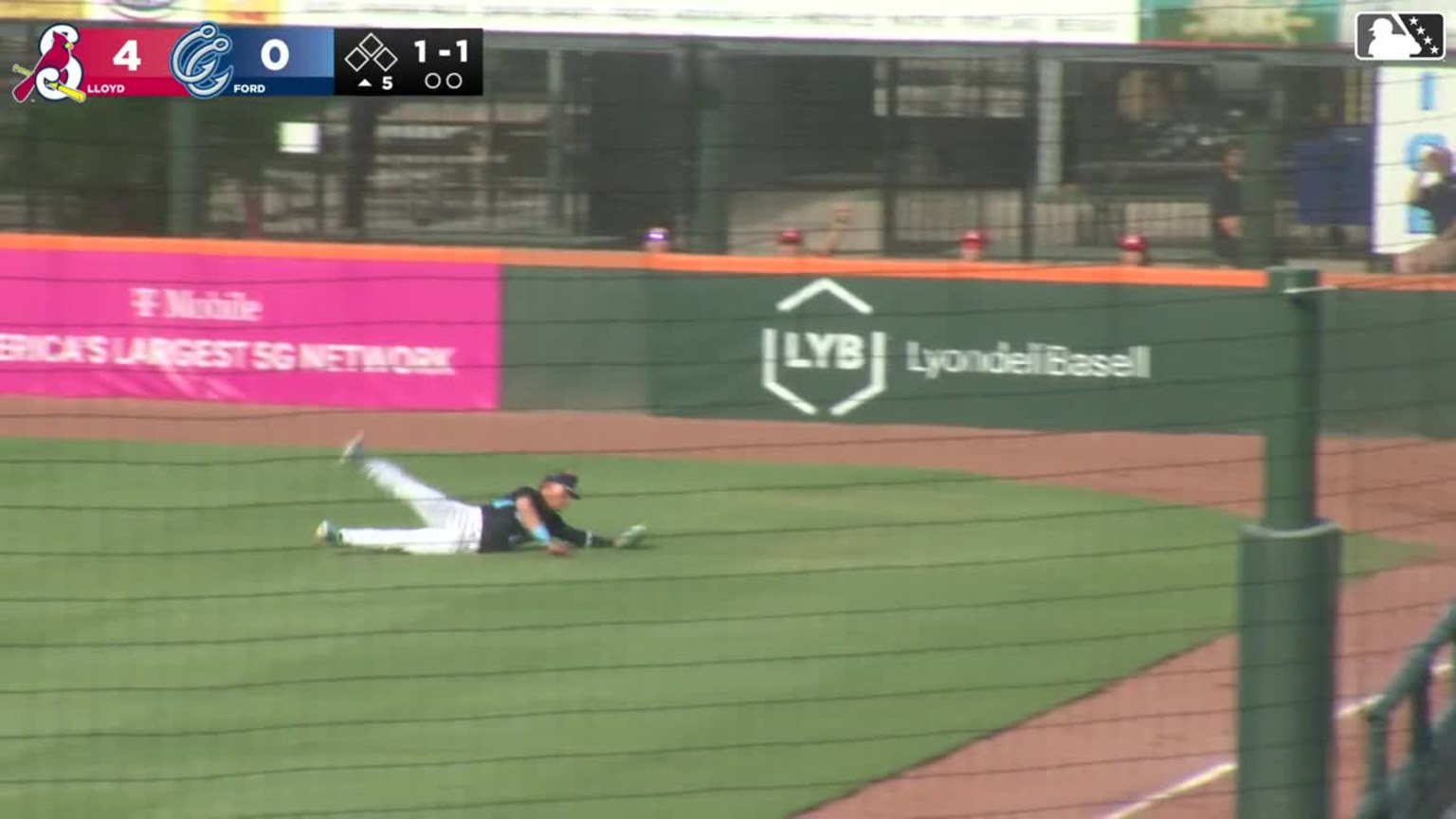 Kenedy Corona's diving catch in right | 06/20/2024 | Hooks
