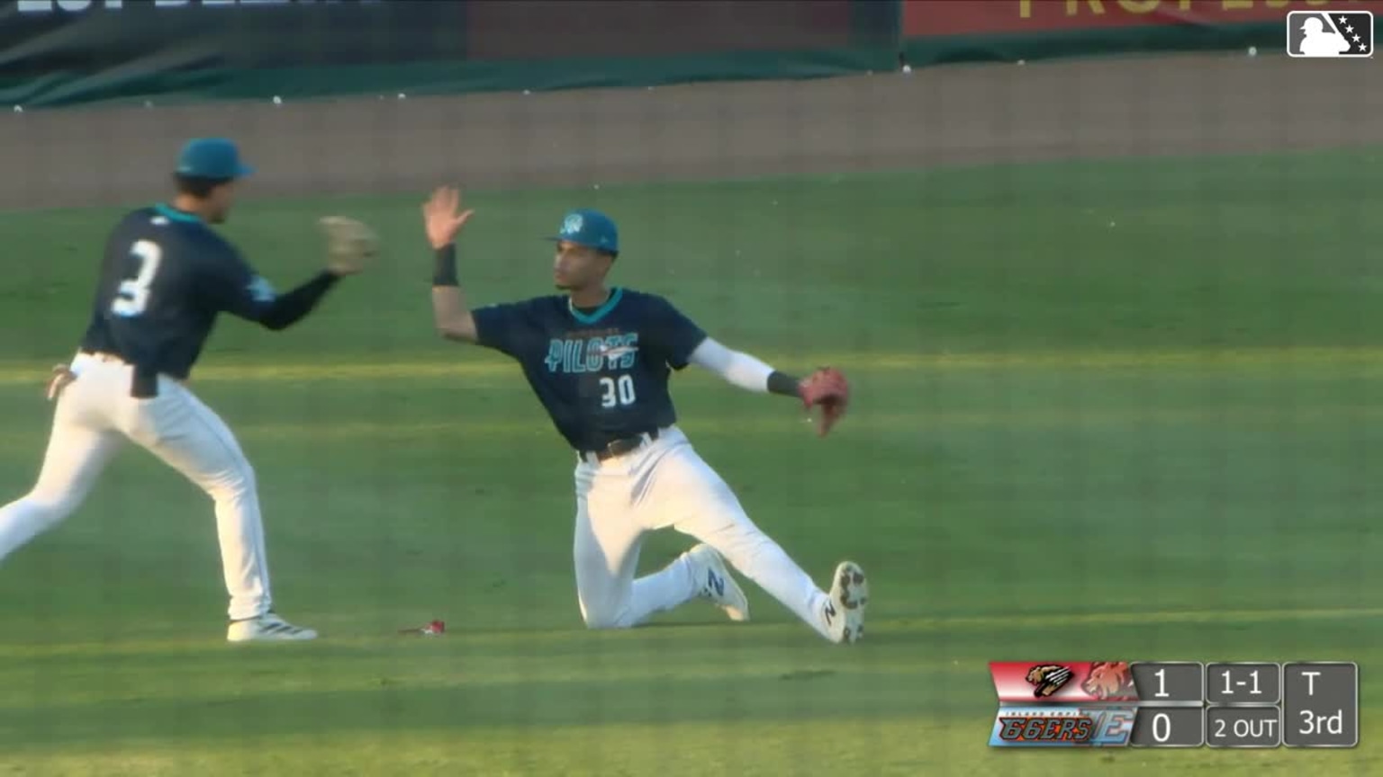 Hayden Alvarez's spectacular diving catch | 08/10/2025 | 66ers