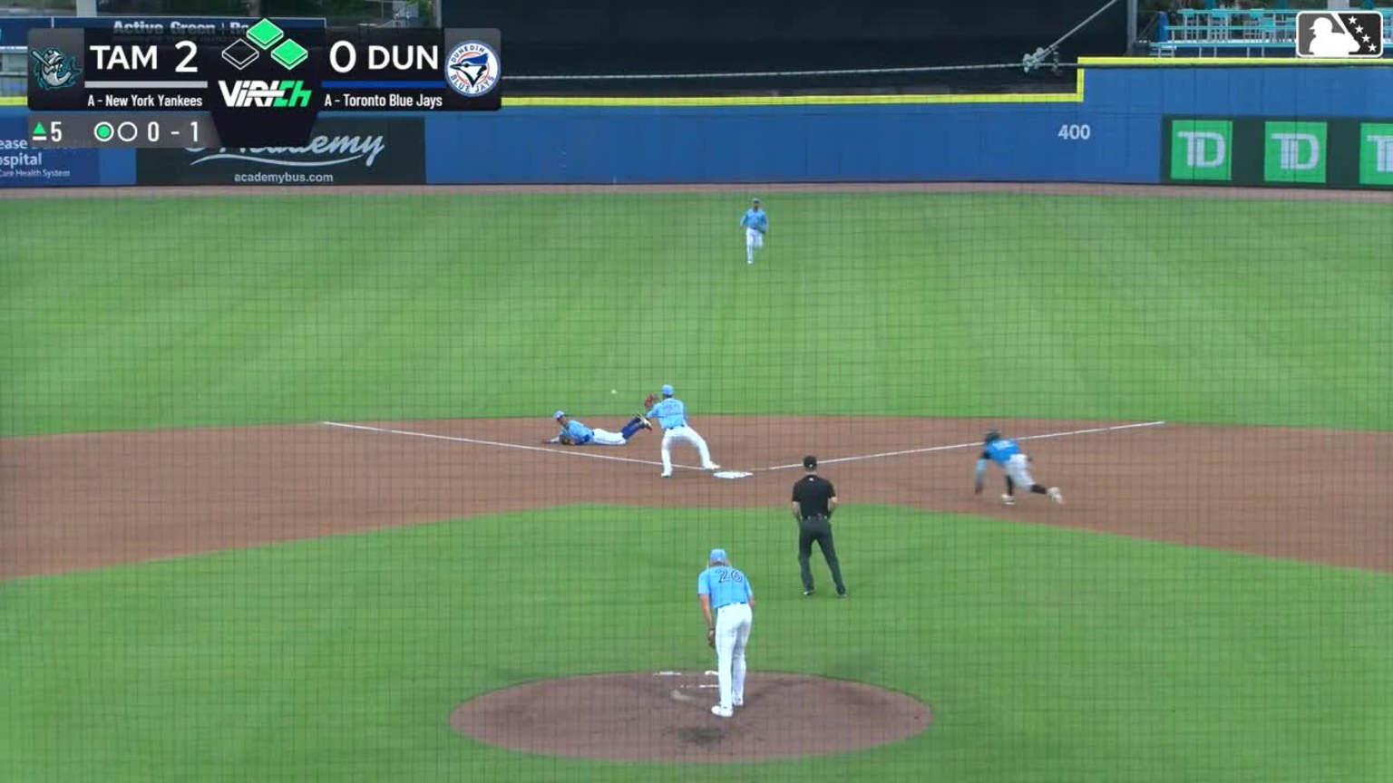 Lizandro Rodriguez makes diving stop, starts DP | 05/23/2025 | Blue Jays