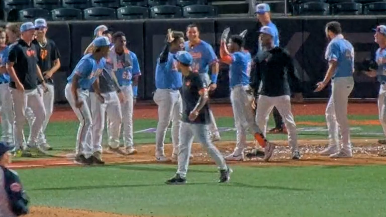 Angel Tejada hits a walk-off homer | 06/27/2024 | Dominican Summer League