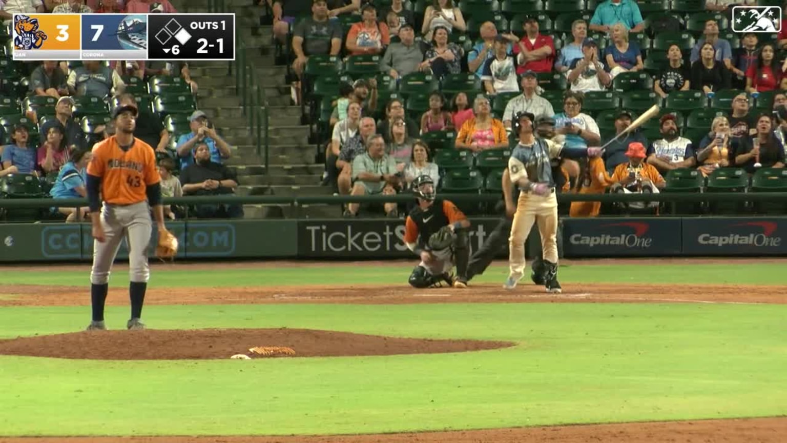 Kenedy Corona's two-run home run | 05/28/2023 | Hooks