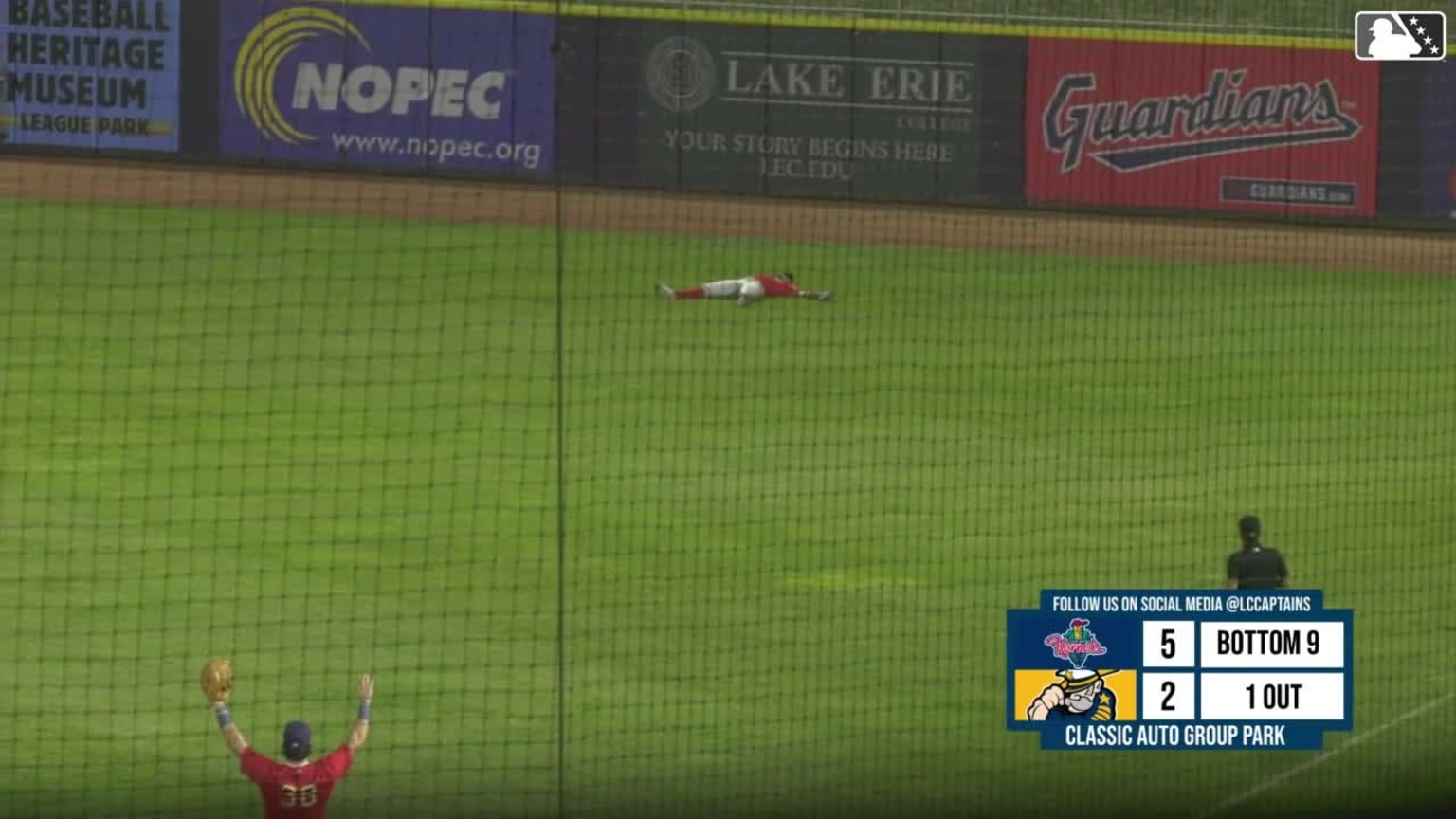 Agustin Ruiz's impressive slipping catch | 08/30/2024 | Kernels
