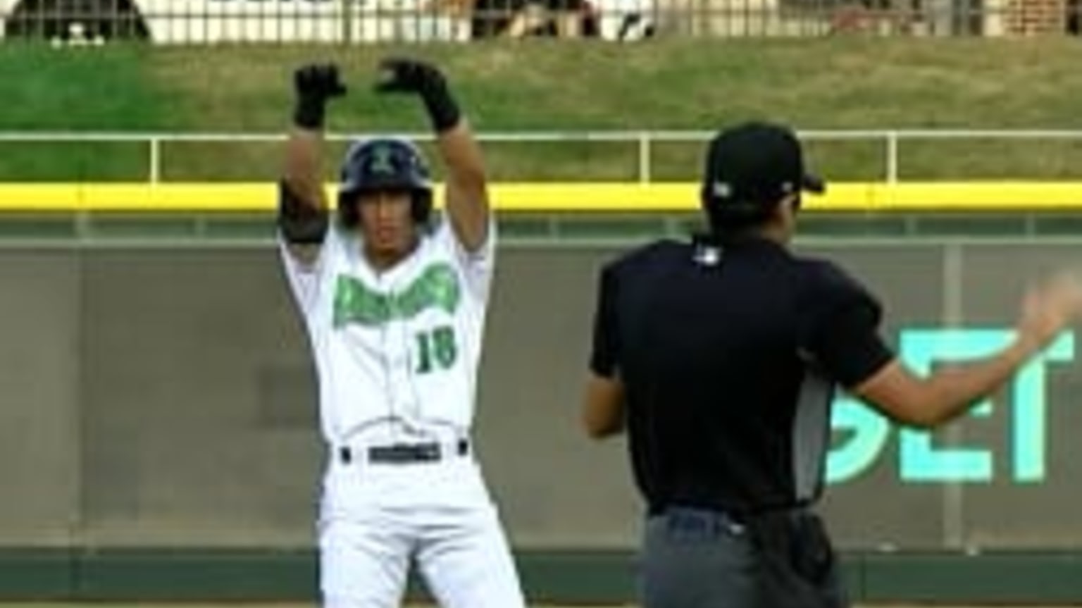 Edwin Arroyo's three-hit night | 09/07/2023 | Dragons
