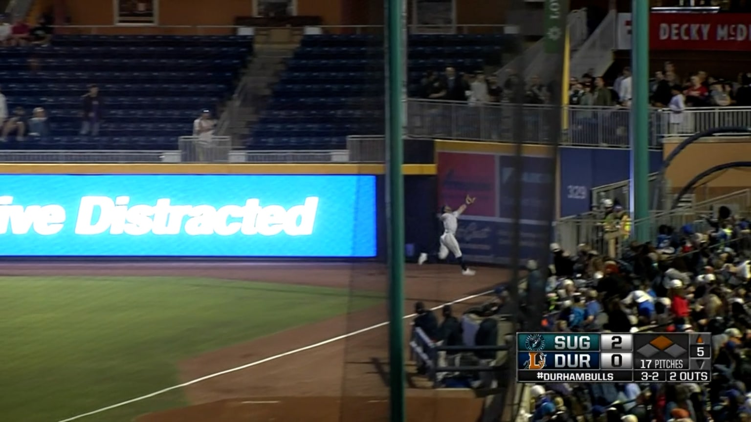 Baker makes a running catch into the wall | 04/02/2025 | Bulls