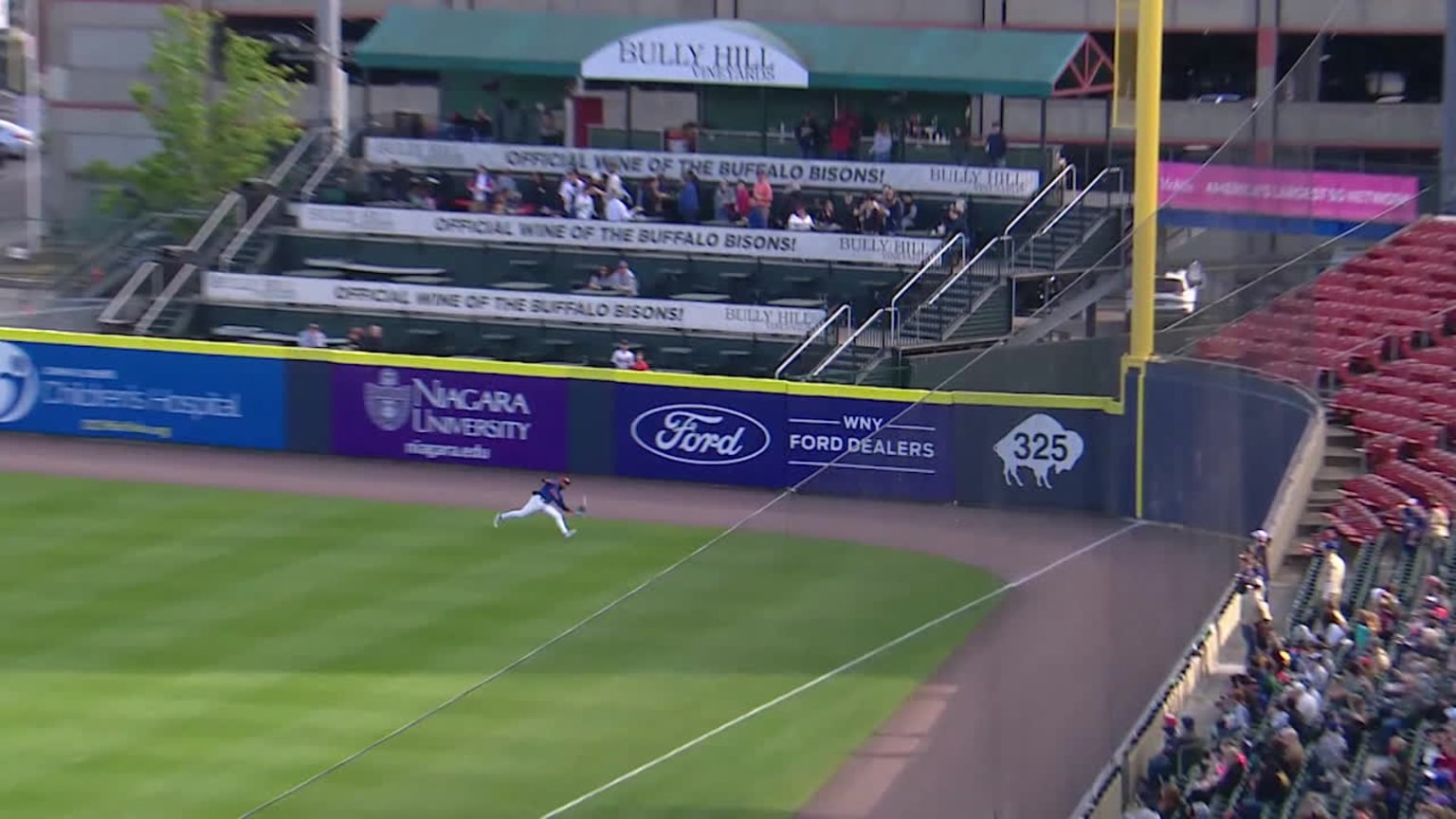 Steward Berroa Great Catch | 05/10/2024 | Bisons