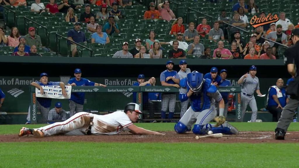 baseball umpire calling safe