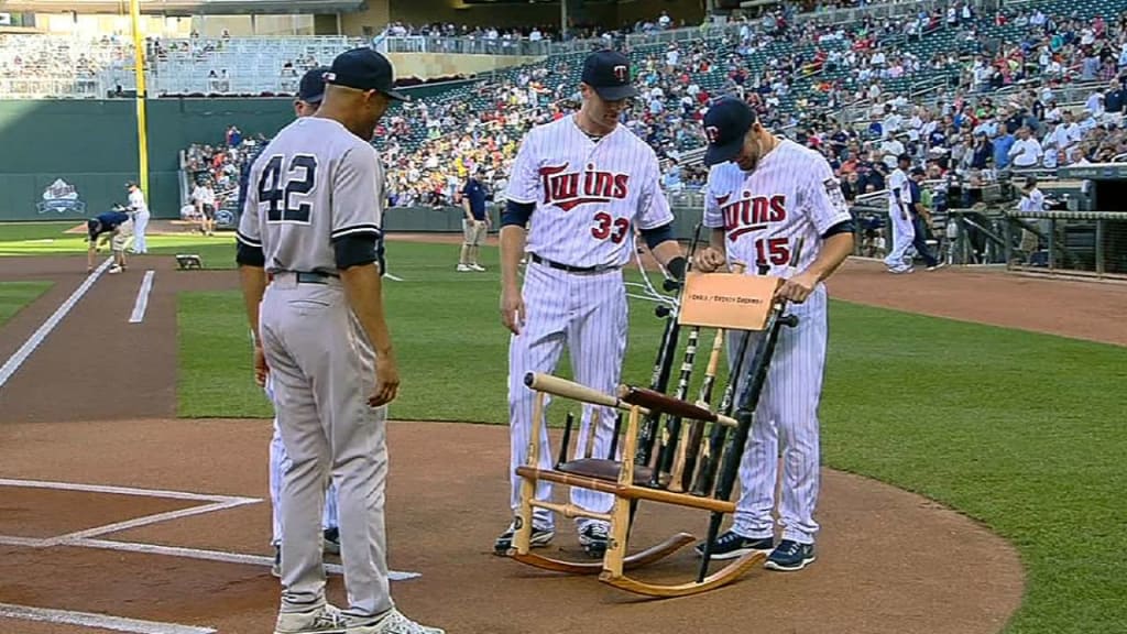 Twins honor Mo