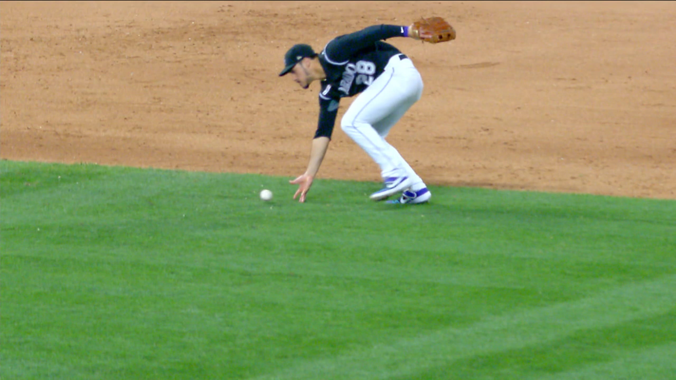 Arenado's barehanded throw