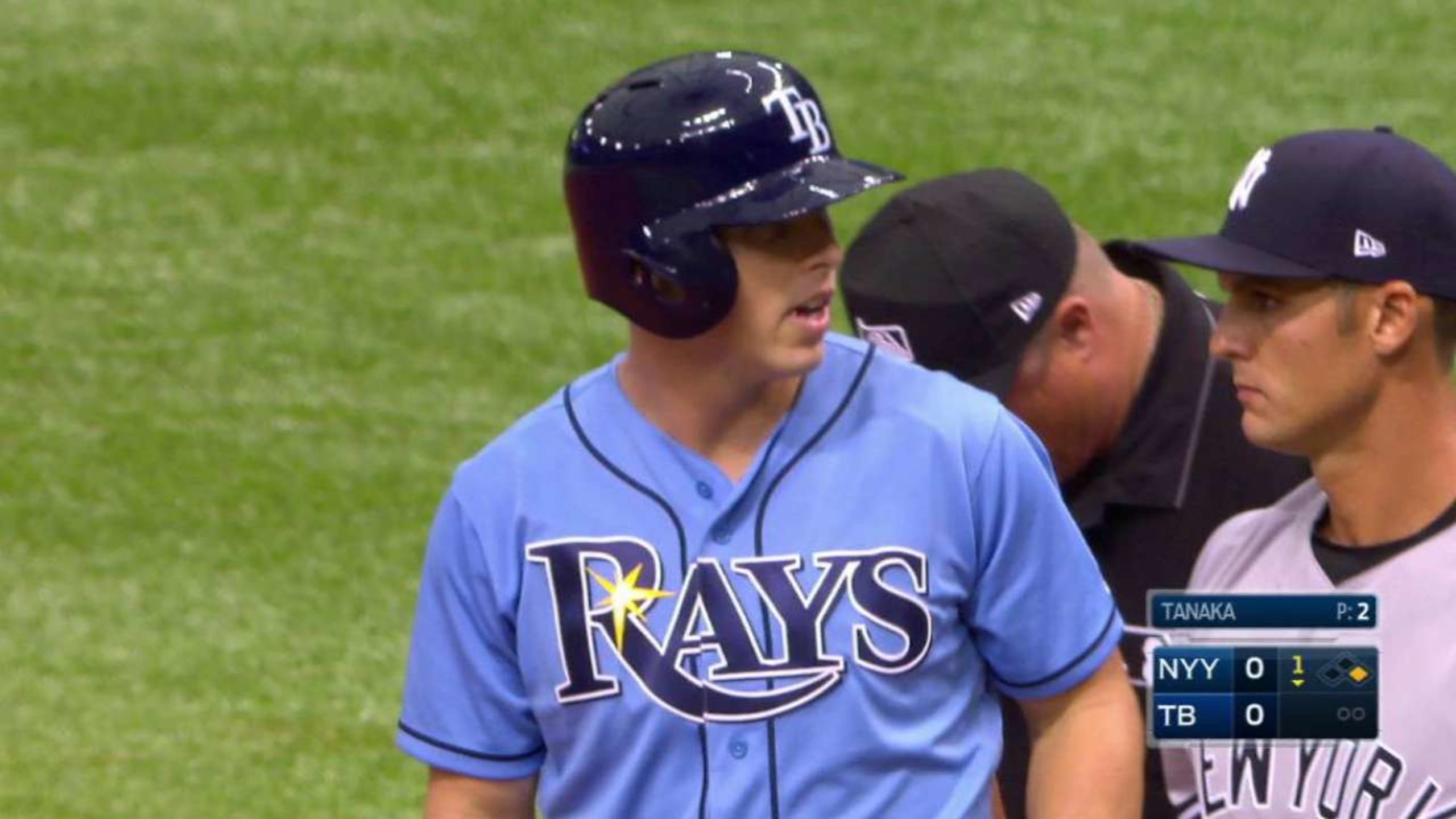 Dickerson suelta el primer hit del juego en el primer acto