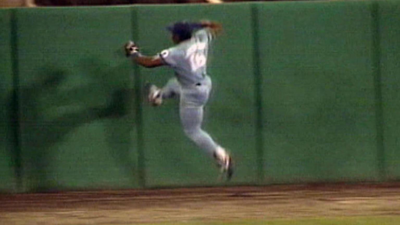 KC@BAL: Bo Jackson catches ball, runs up wall | 07/11/1990 | Baltimore ...
