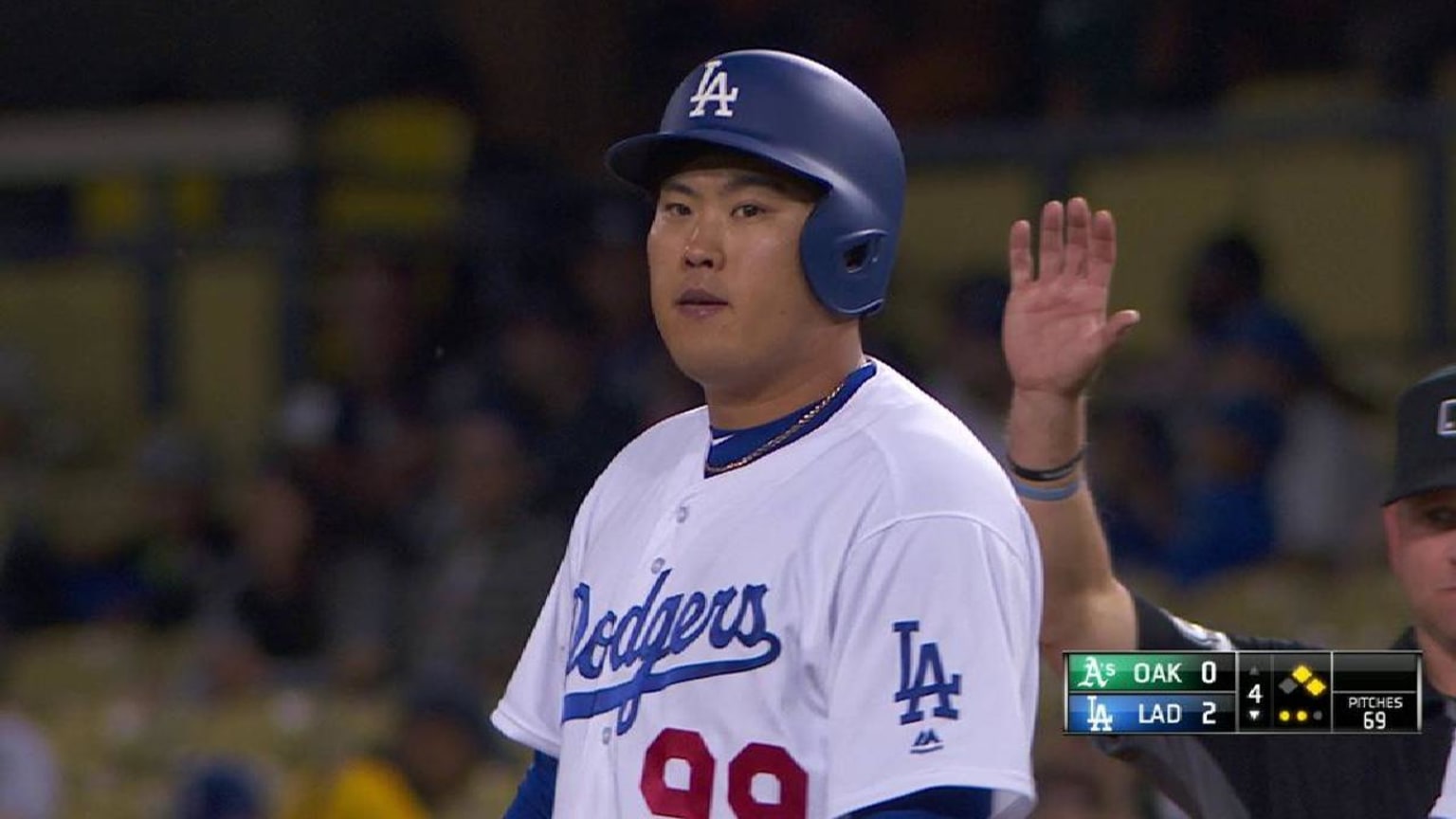 Ryu's first hit of 2018 | 04/10/2018 | MLB.com