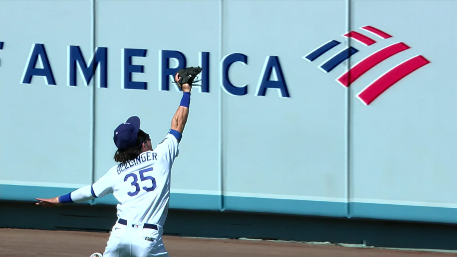Cody Bellinger makes an incredible running catch | 08/29/2021 | MLB.com