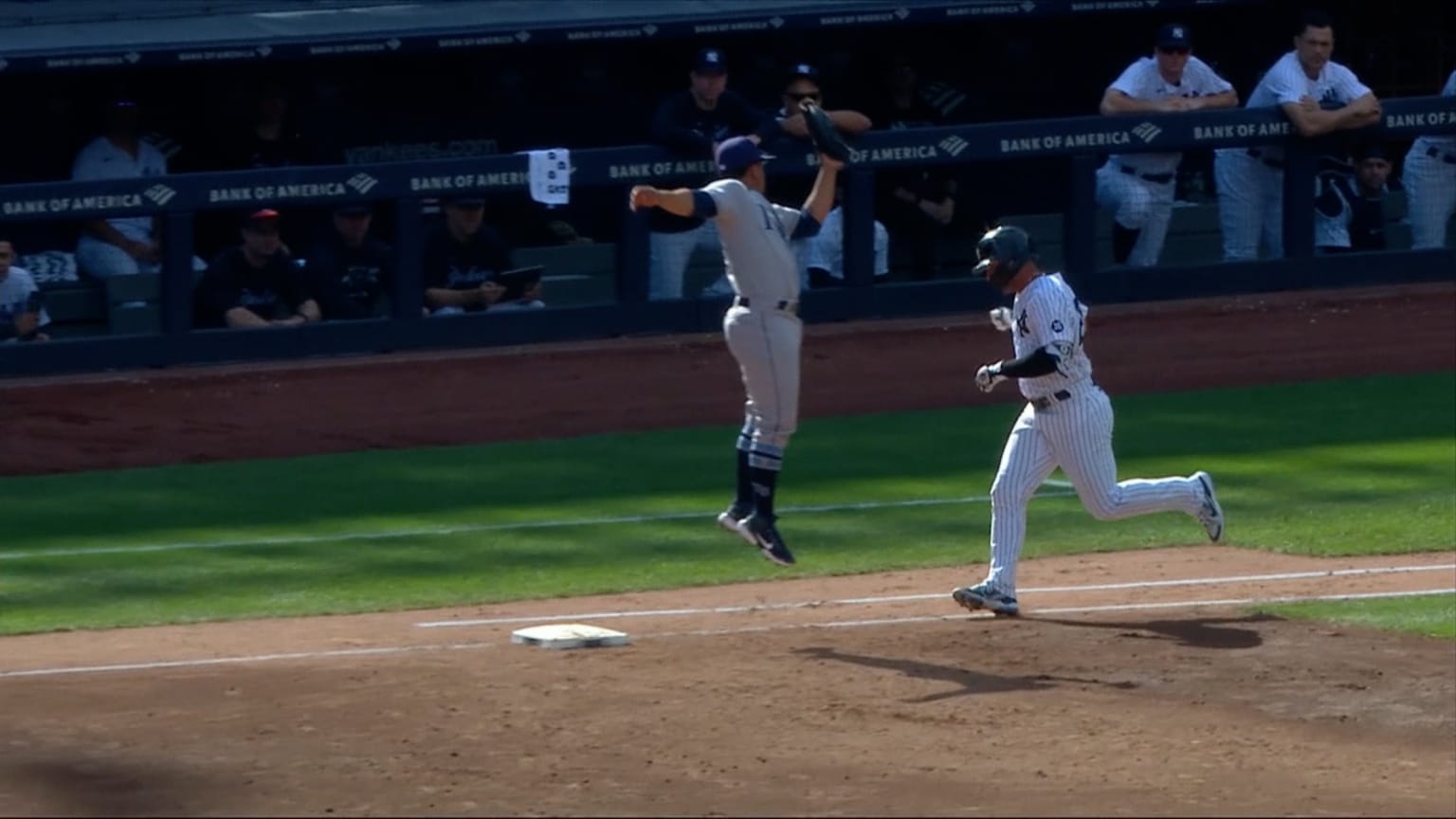 Francisco Mejía makes a great grab and tag at first | 10/02/2021 ...
