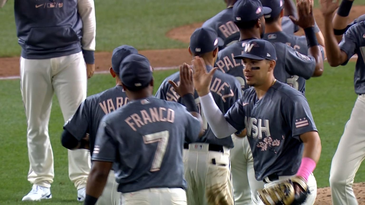 Carl Edwards Jr. earns save | 08/13/2022 | MLB.com