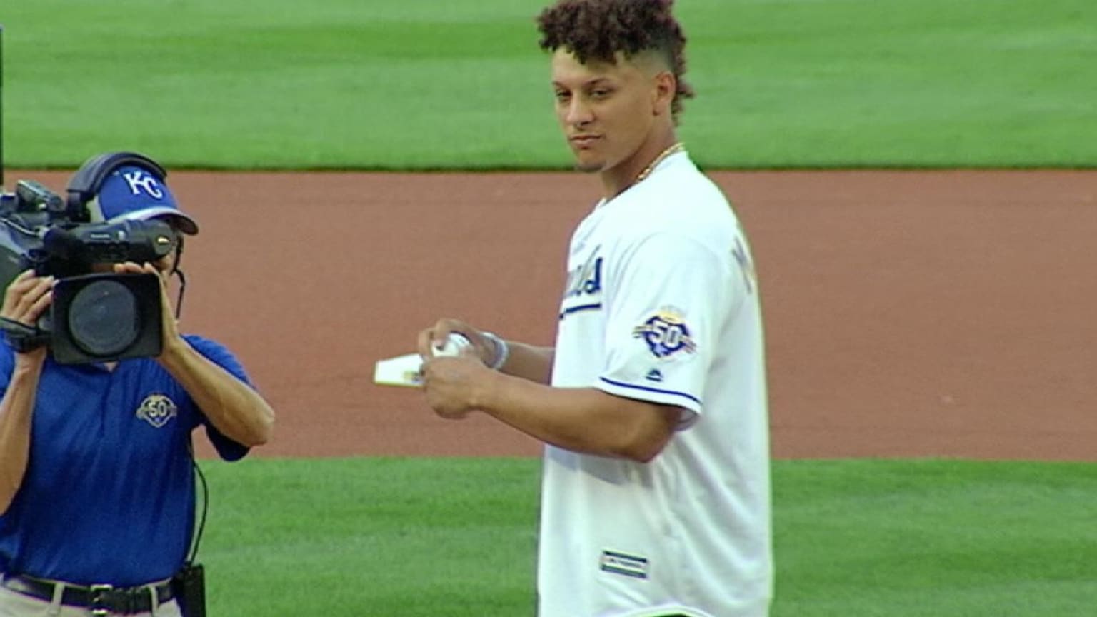 NYY@KC: Chiefs QB Mahomes throws out first pitch | 05/18/2018 | Kansas ...