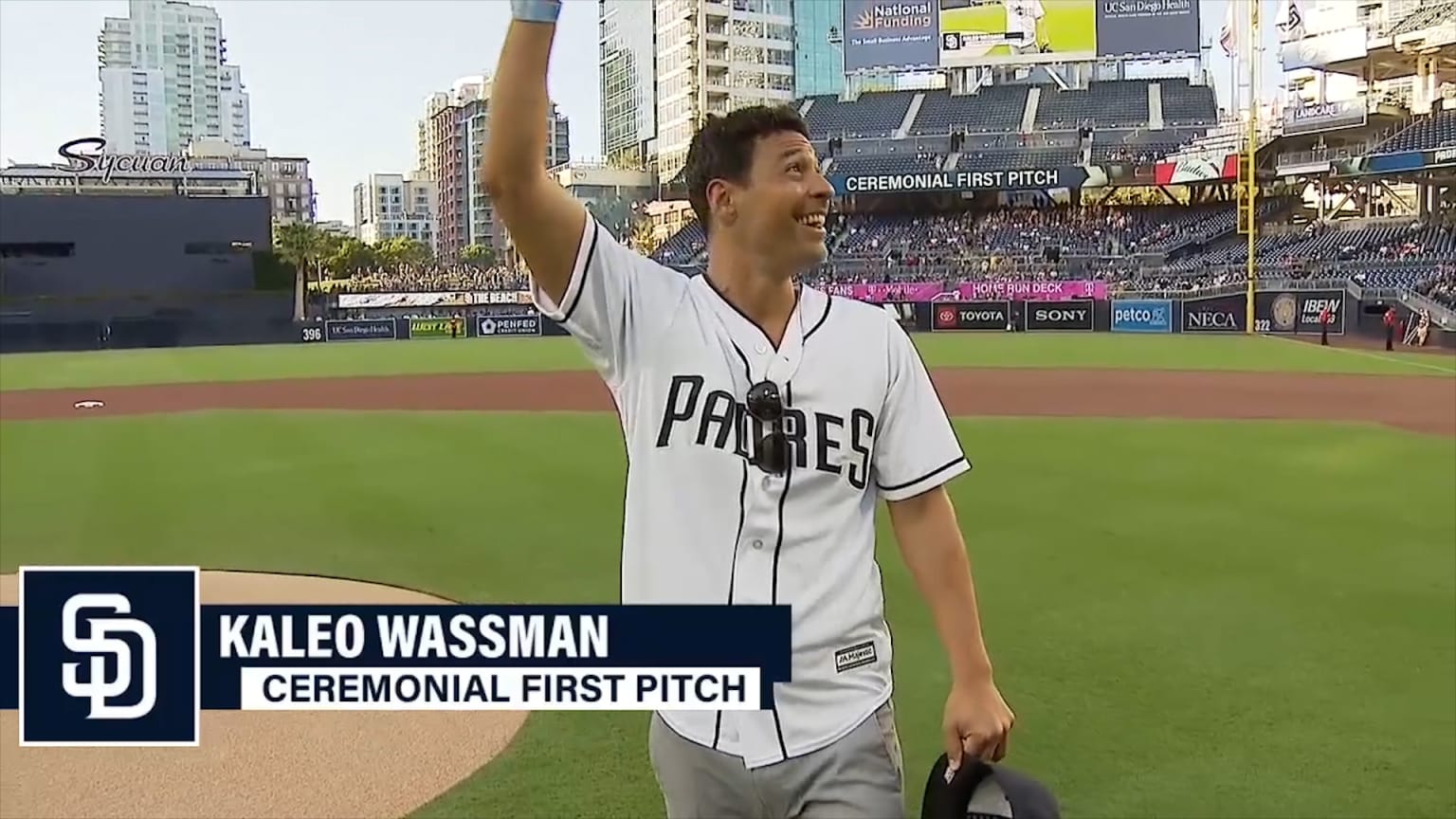 7/1/19: Ceremonial First Pitch | 01/07/2019 | Lasmayores.com