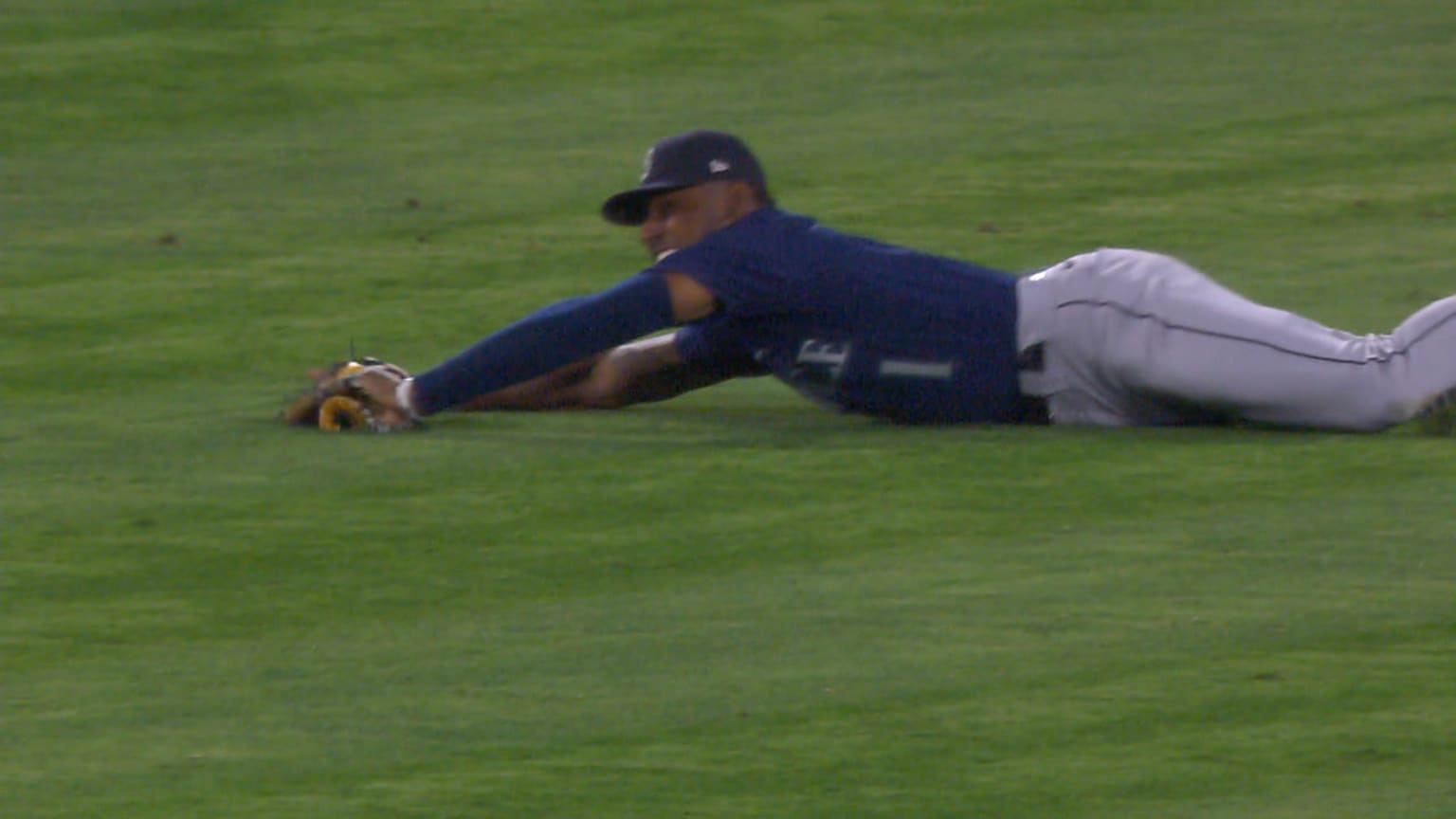 Kyle Lewis makes a diving catch in center | 07/28/2020 | Seattle Mariners