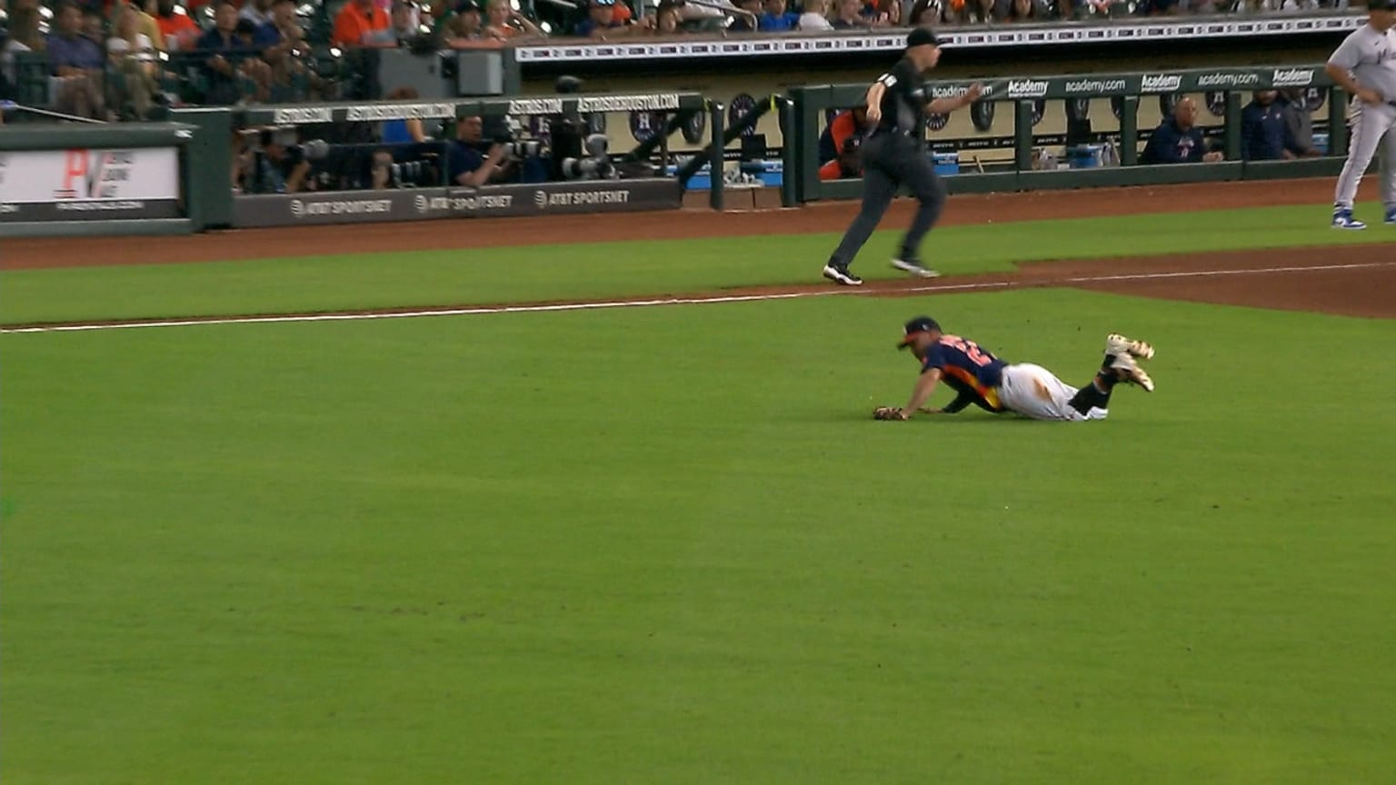 Jose Altuve's clutch dive and throw to first base | 06/12/2022 ...
