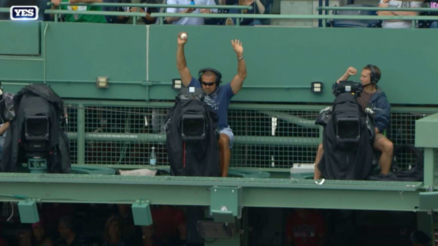 Cameraman gives young fan a ball | 07/15/2017 | MLB.com