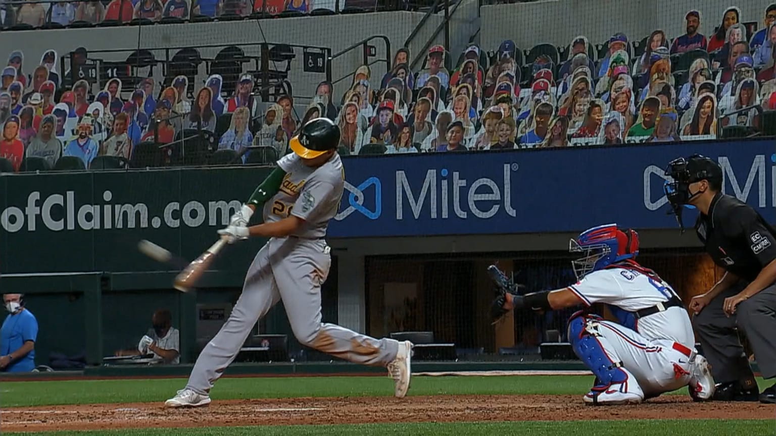 Matt Olson smokes a two-run home run to right-center | 08/25/2020 ...