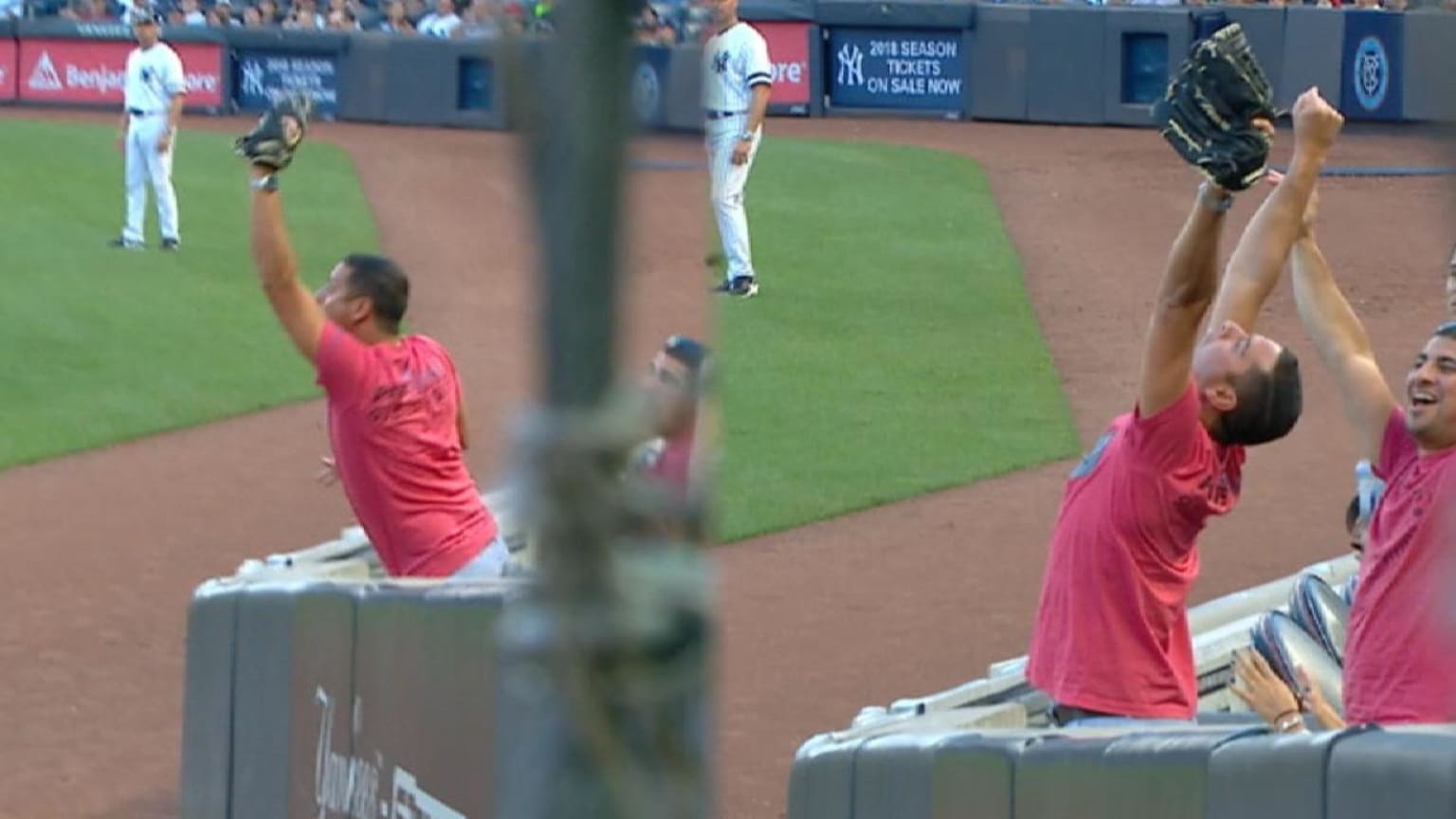 Yankees fan flashes the leather | 09/16/2017 | MLB.com