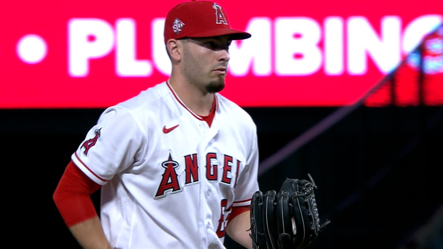 Kyle Tyler poncha a Yan Gomes mirándola | 17/09/2021 | Los Angels de ...