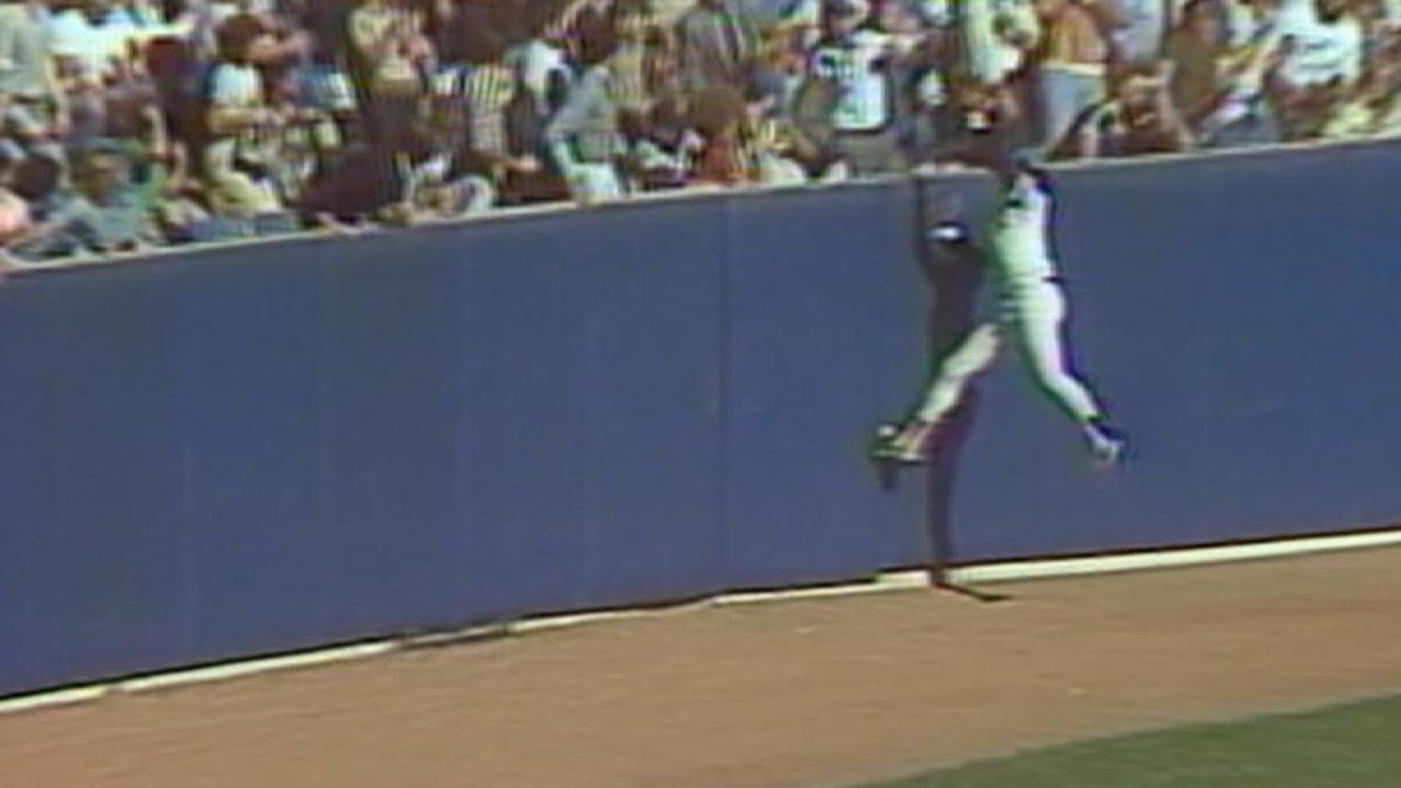 1981 ALCS Gm2: Winfield robs Armas of a home run | 10/14/1981 | San ...