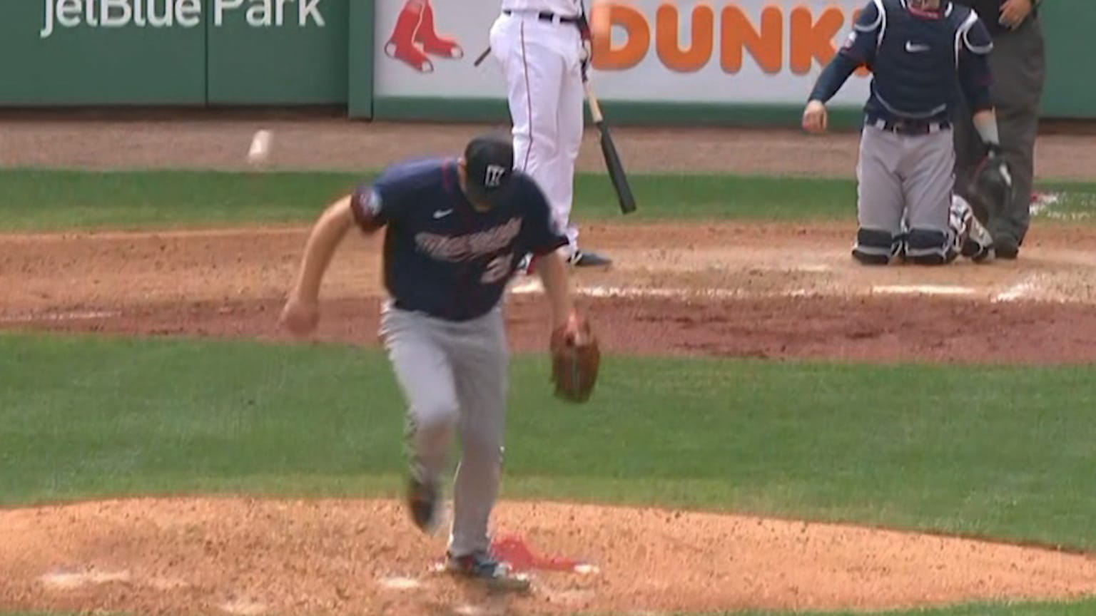 Tyler Duffey avoids a pair of baseballs | 03/08/2020 | Philadelphia ...