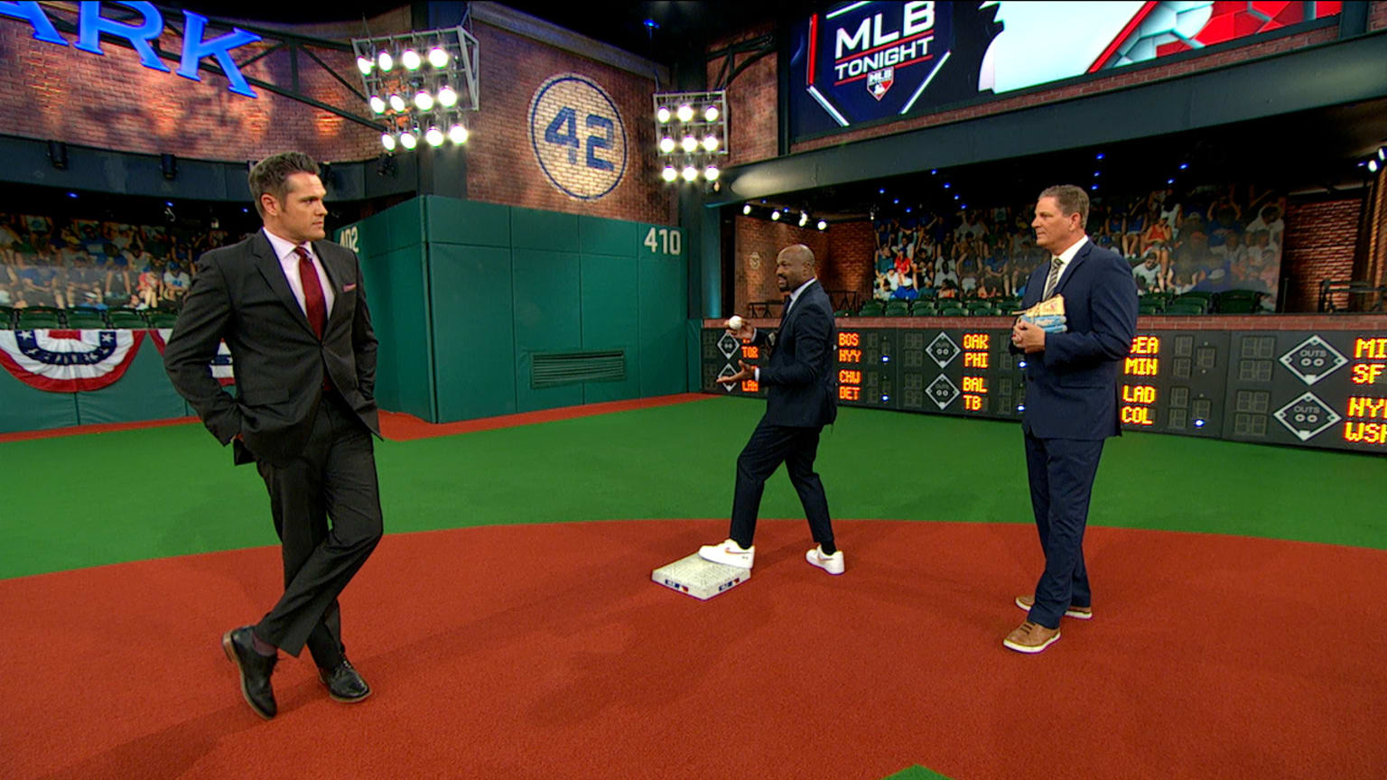 Harold Reynolds demos sliding rule in Studio 42 | 04/13/2022 | MLB.com