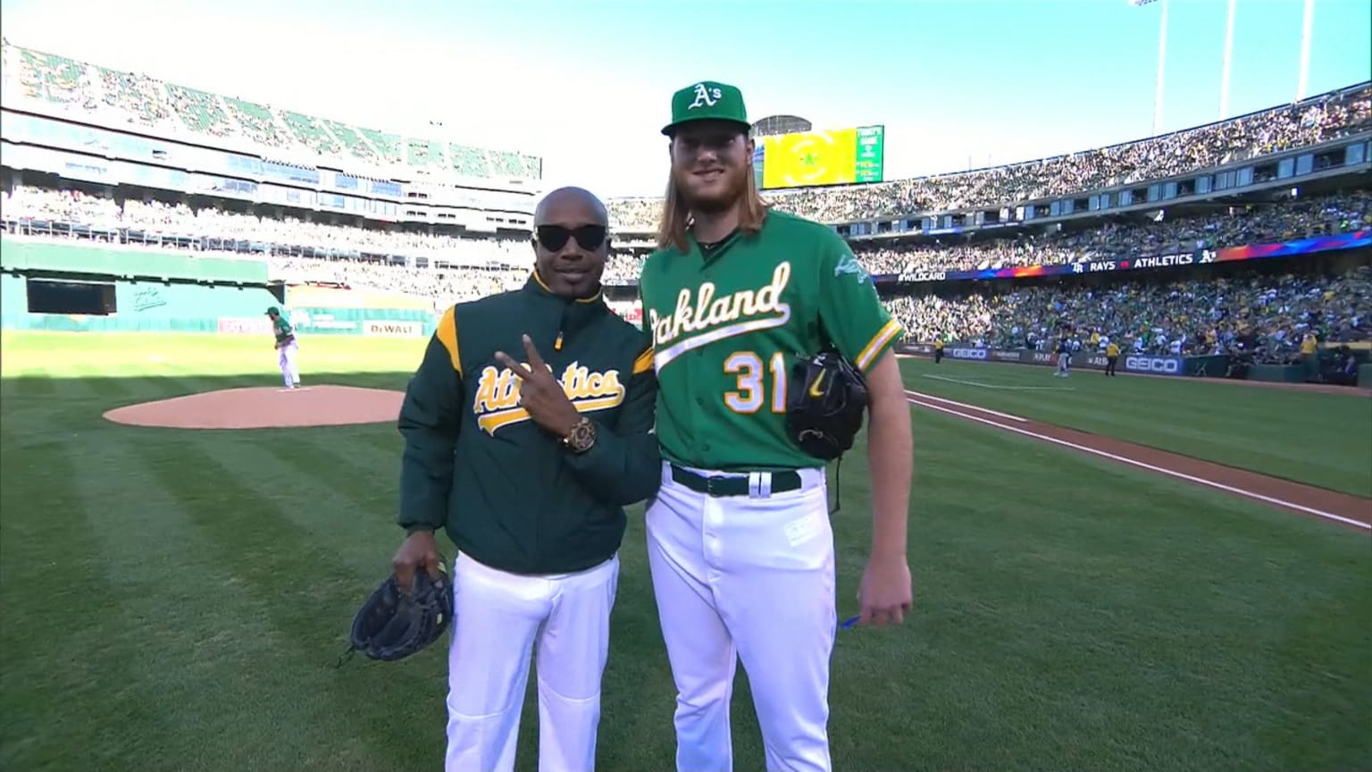 AL WC: MC Hammer throws the ceremonial first pitch | 10/02/2019 | Athletics
