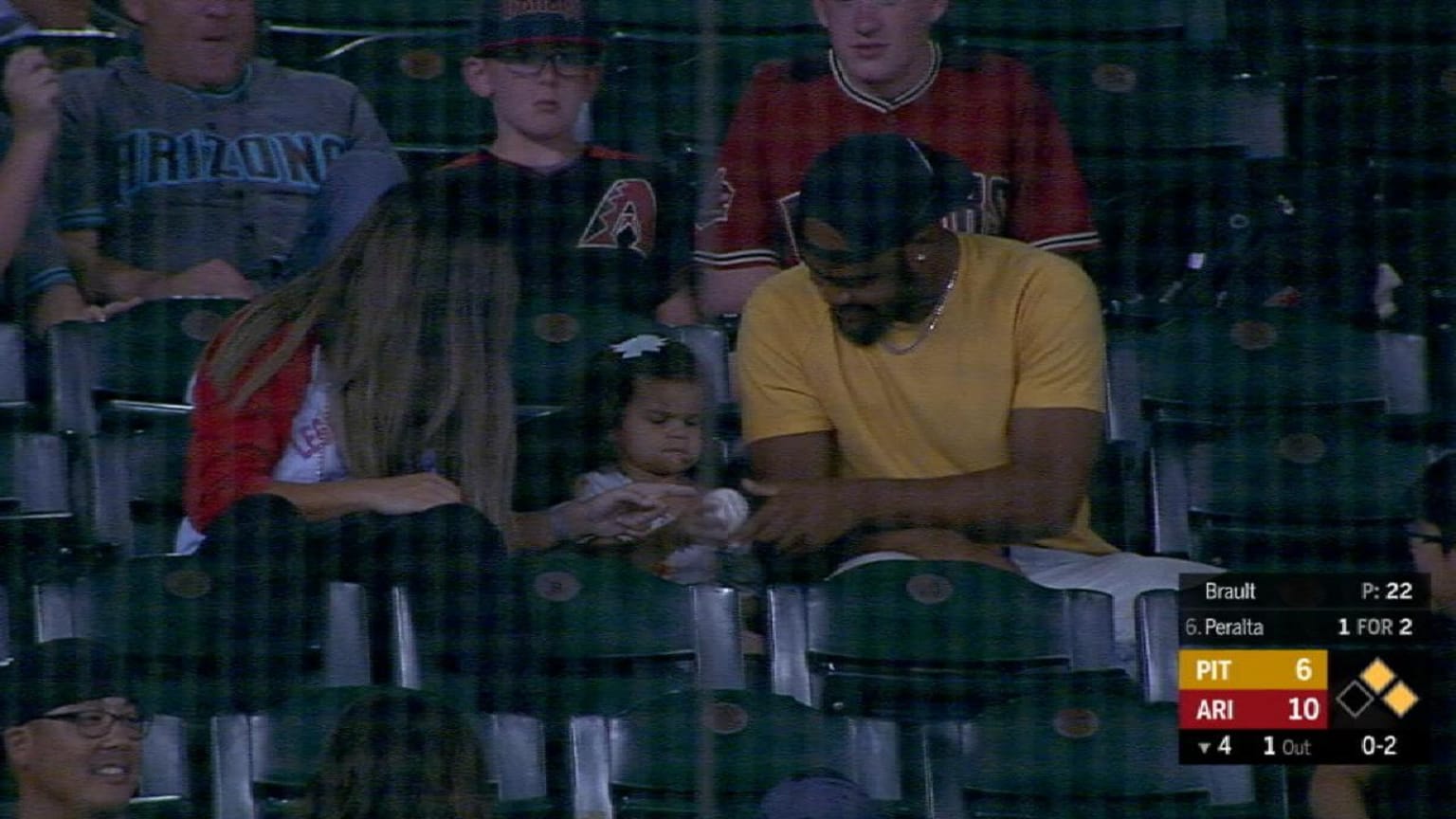 PIT@ARI: Fan makes catch, gives ball to little girl | 06/12/2018 ...