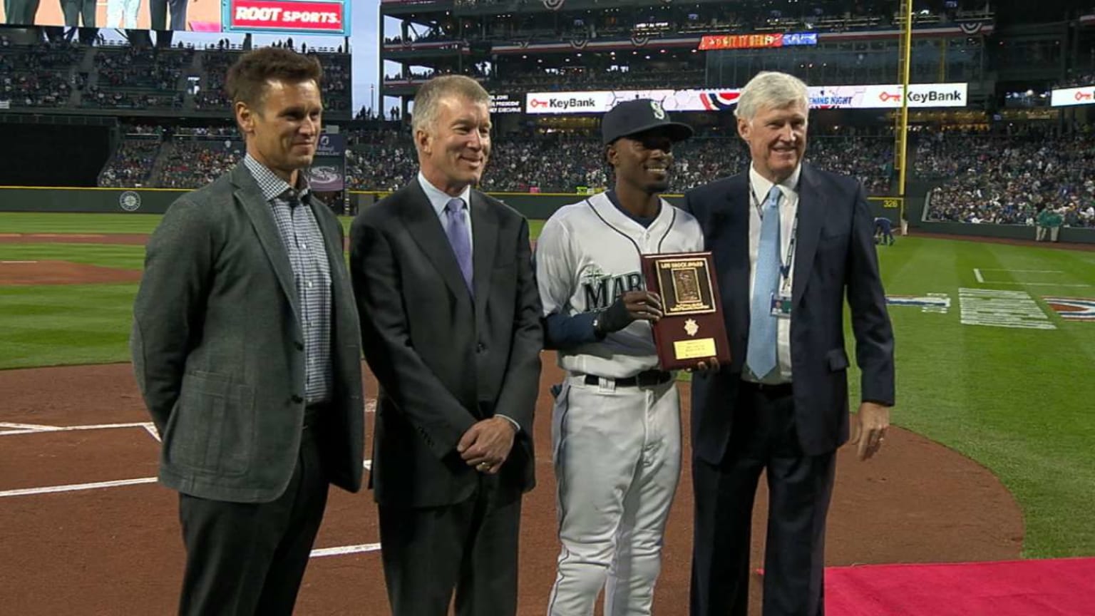 CLE@SEA: Gordon picks up Lou Brock Award for 2017 | 03/29/2018 | MLB.com