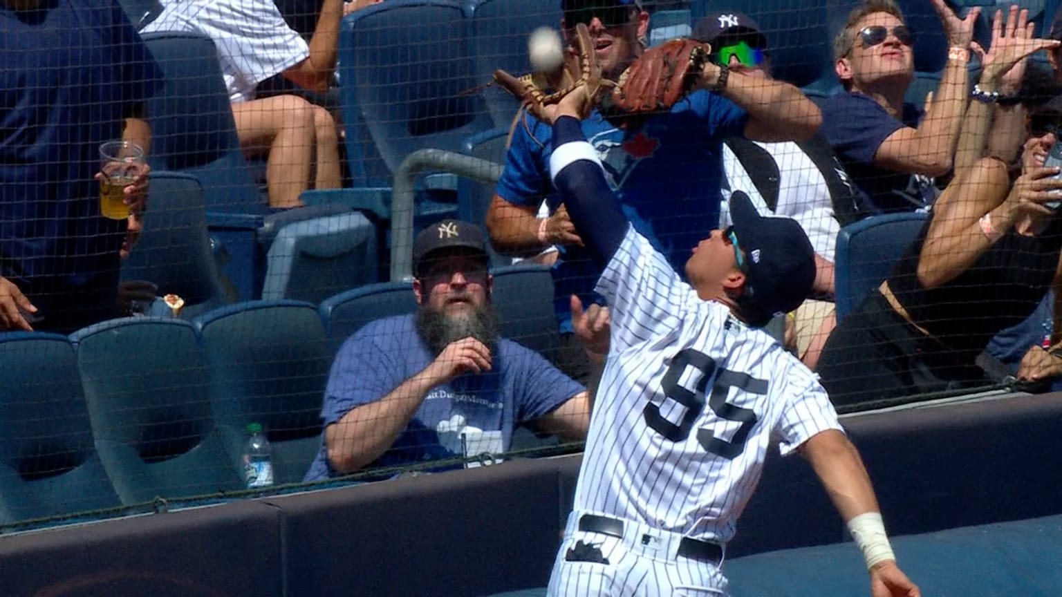 Oswaldo Cabrera crashes into tarp, nets the catch | 08/20/2022 | New ...
