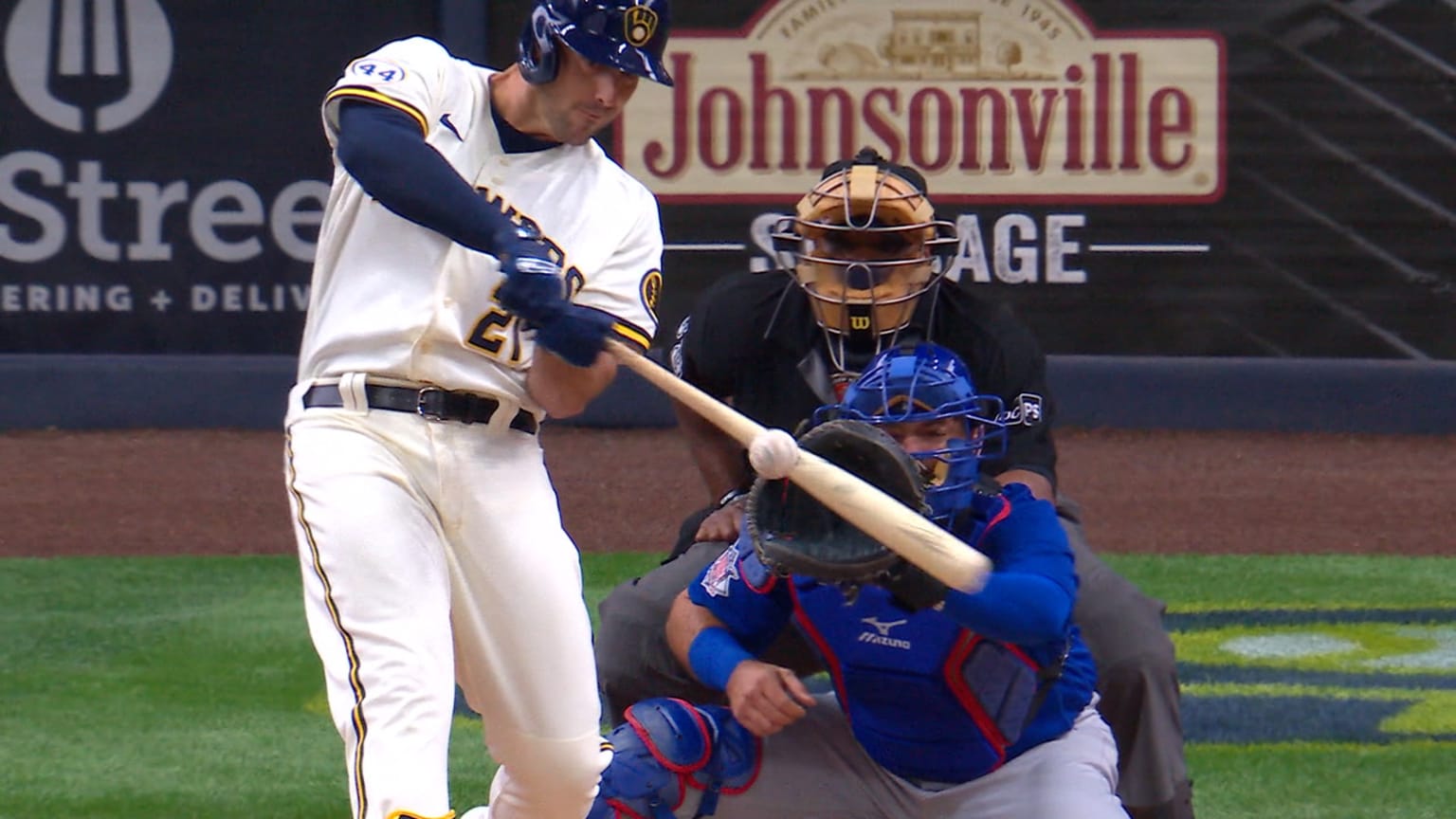 Travis Shaw lines a single into right field | 04/14/2021 | Milwaukee ...