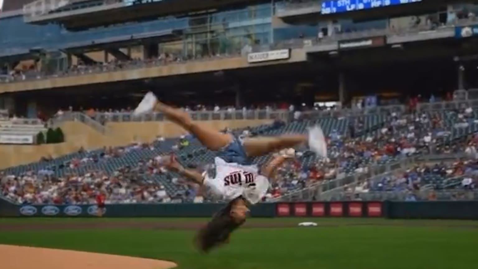 Suni Lee throws out first pitch in acrobatic fashion | 08/05/2022 ...