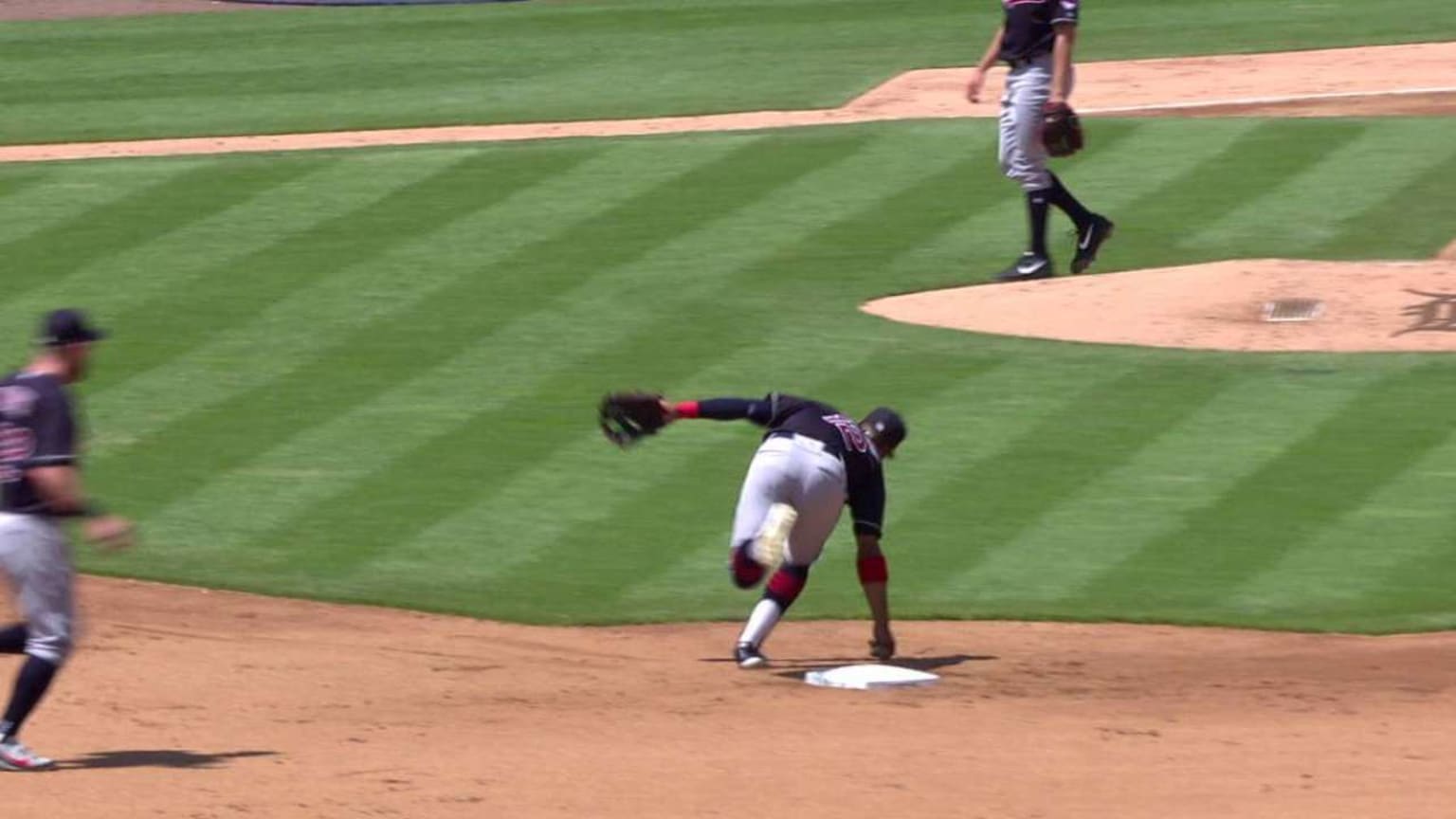 CLE@DET: Lindor charges to make great barehanded play | 05/16/2018 ...