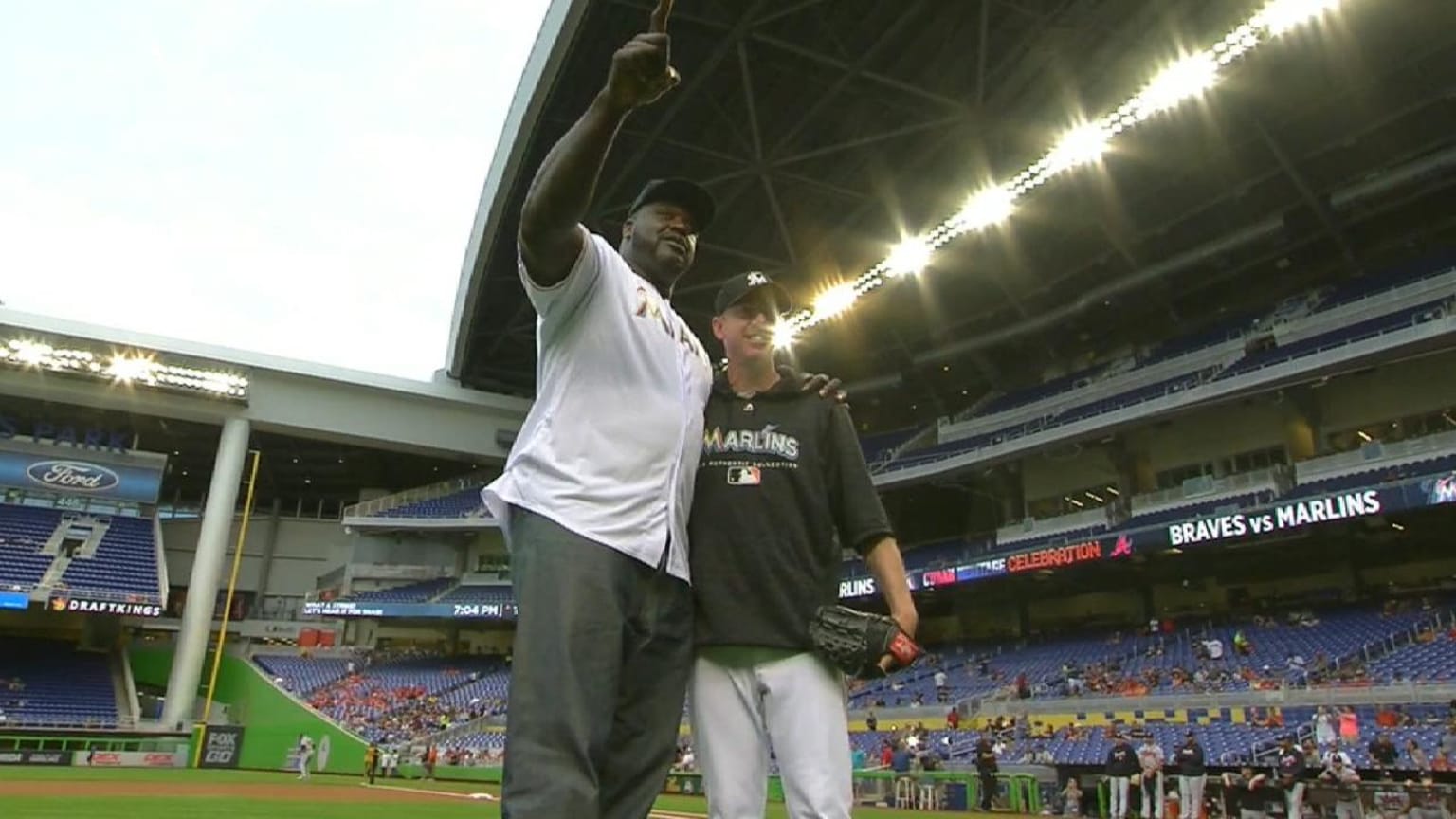 ATL@MIA: Shaq throws out the ceremonial first pitch | 05/11/2018 ...